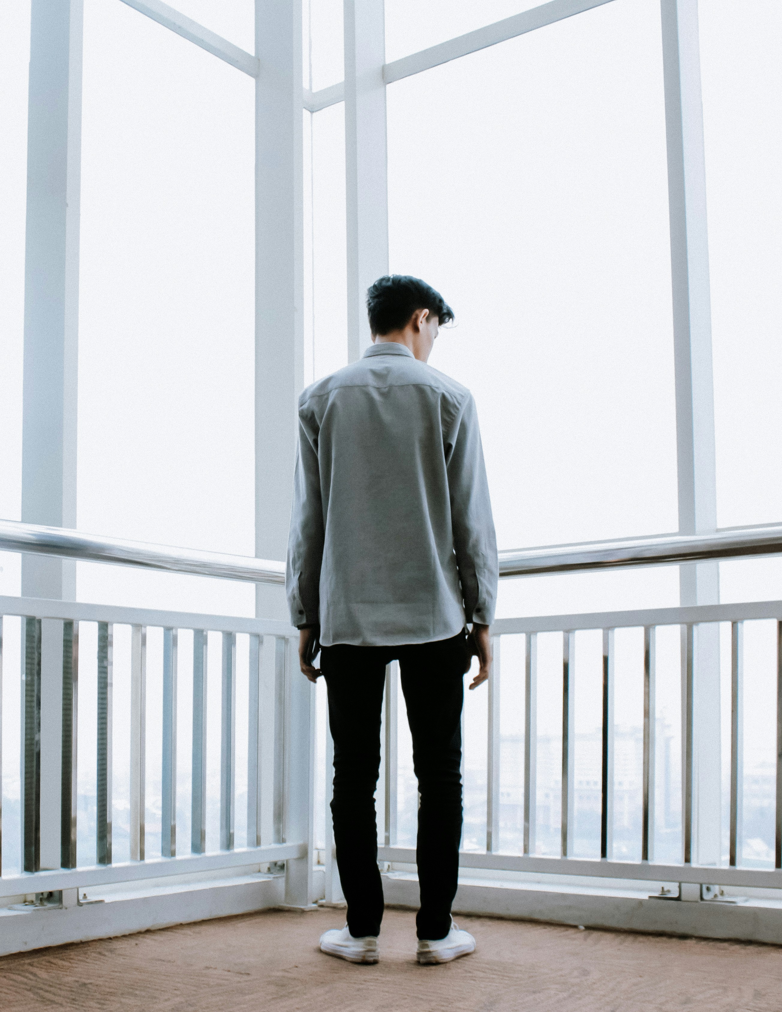 Un hombre parado frente a una barandilla blanca foto – Imagen de Humano ...