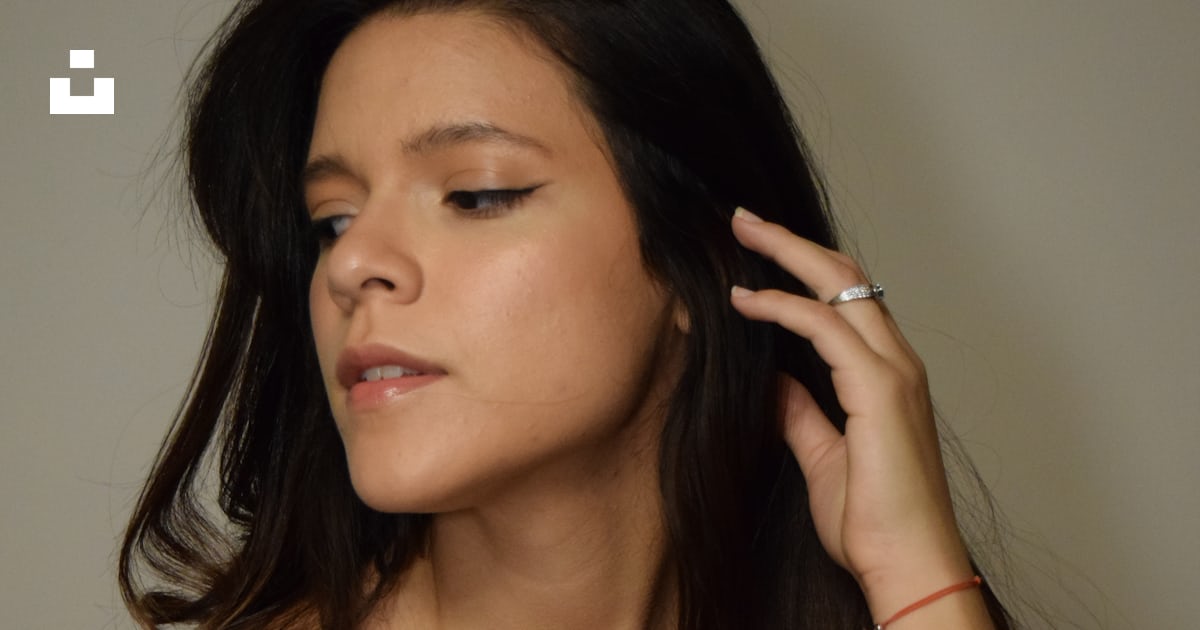 Una Mujer Con La Mano En La Cara Foto Imagen De Madrid Gratuita En