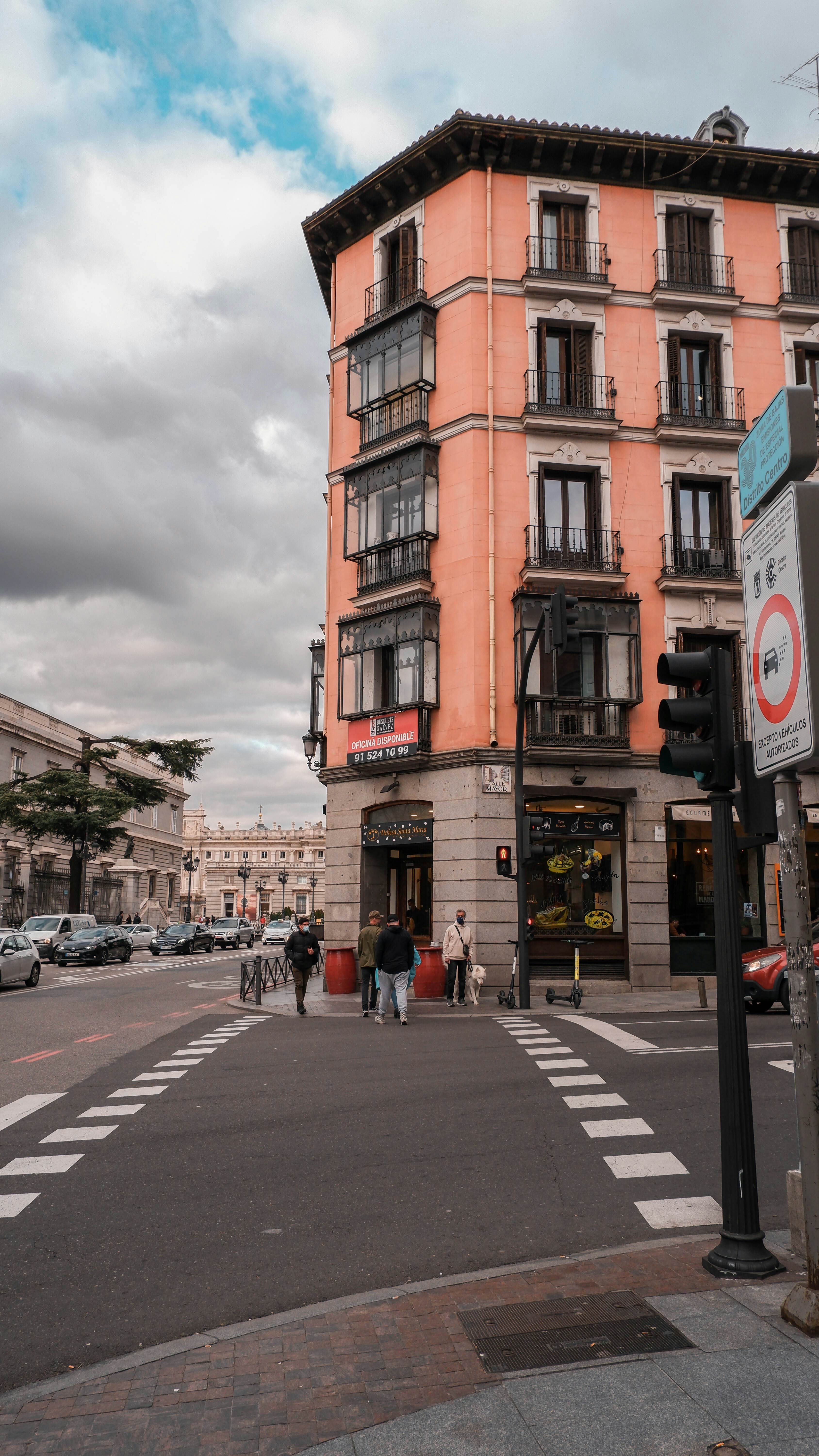 Un coin de rue avec un bâtiment photo – Photo Imeuble Gratuite sur Unsplash