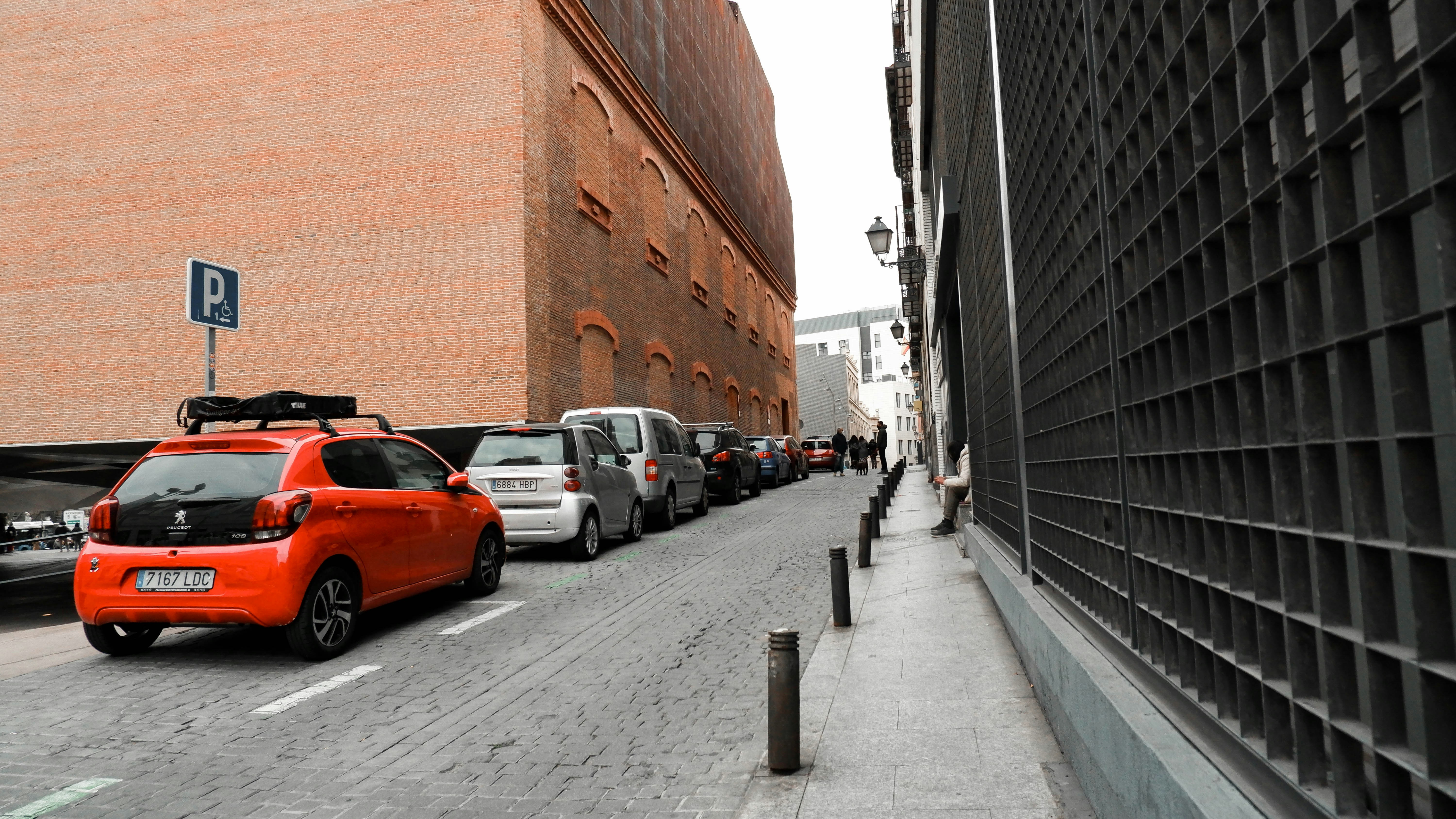 Narrow Street, Wide Gap: A City Corridor Between Brick and Grid