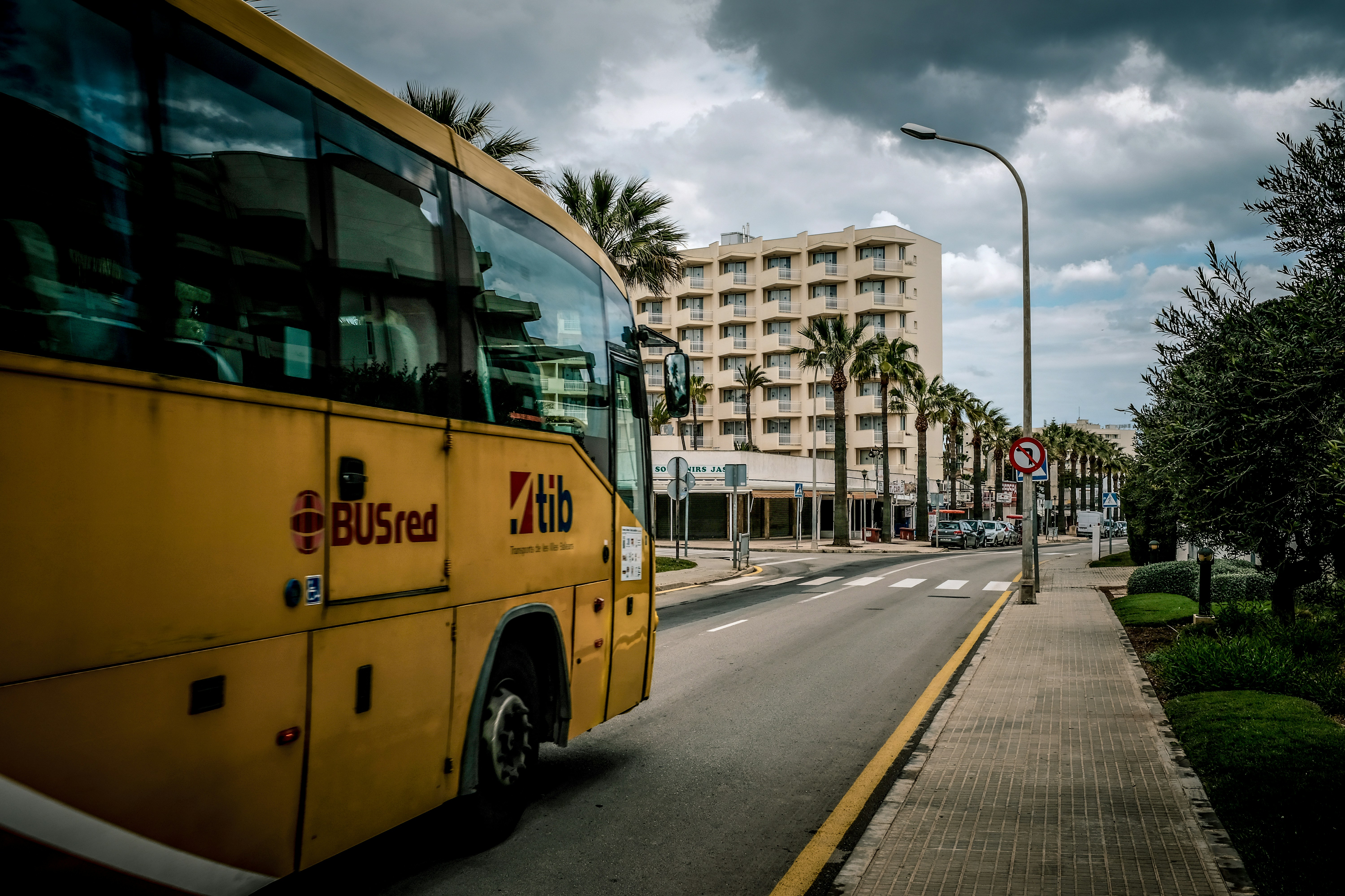 A yellow bus on the street photo – Free Brown Image on Unsplash