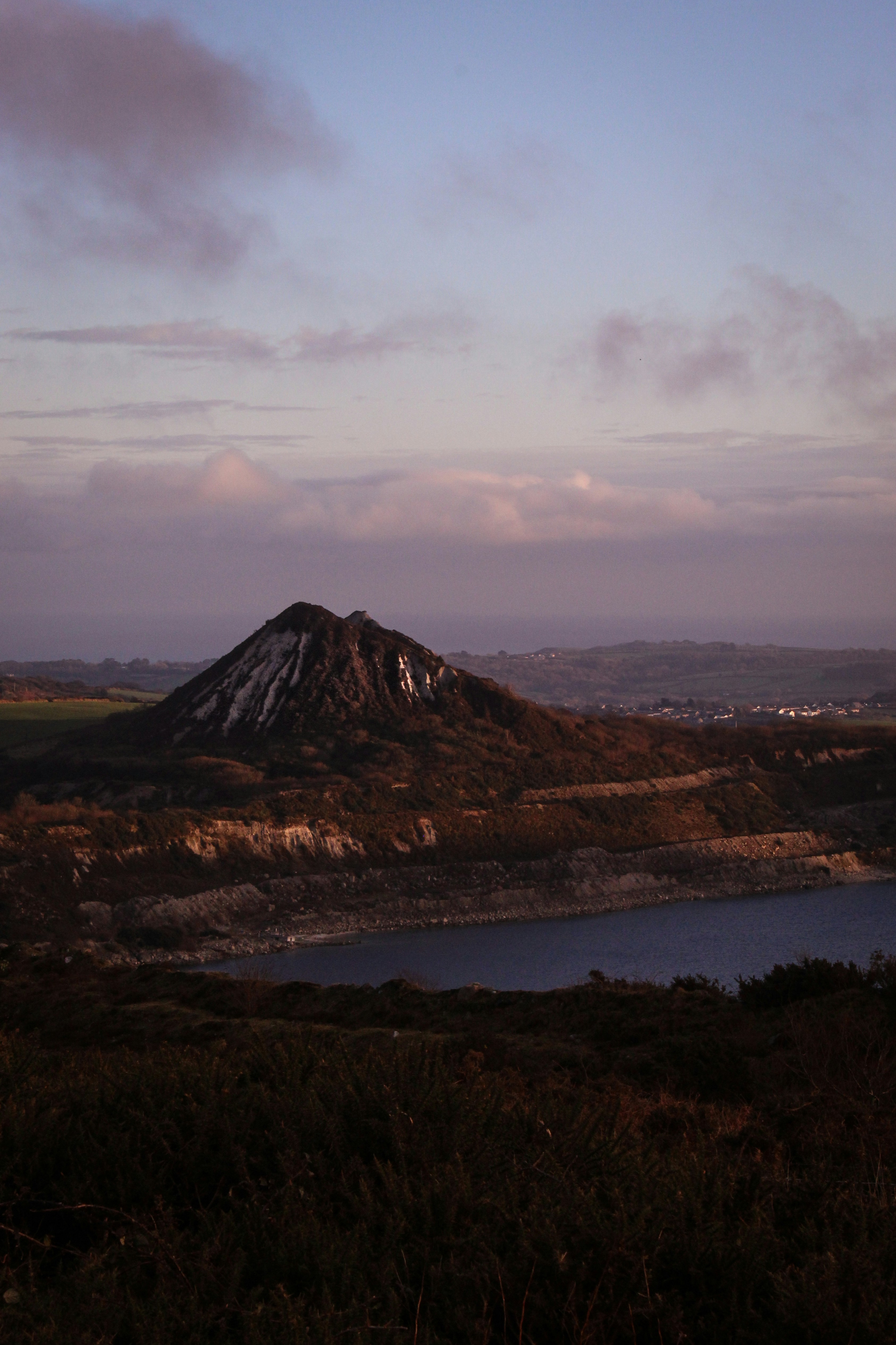 Une montagne avec un plan d’eau en contrebas photo – Photo La nature ...