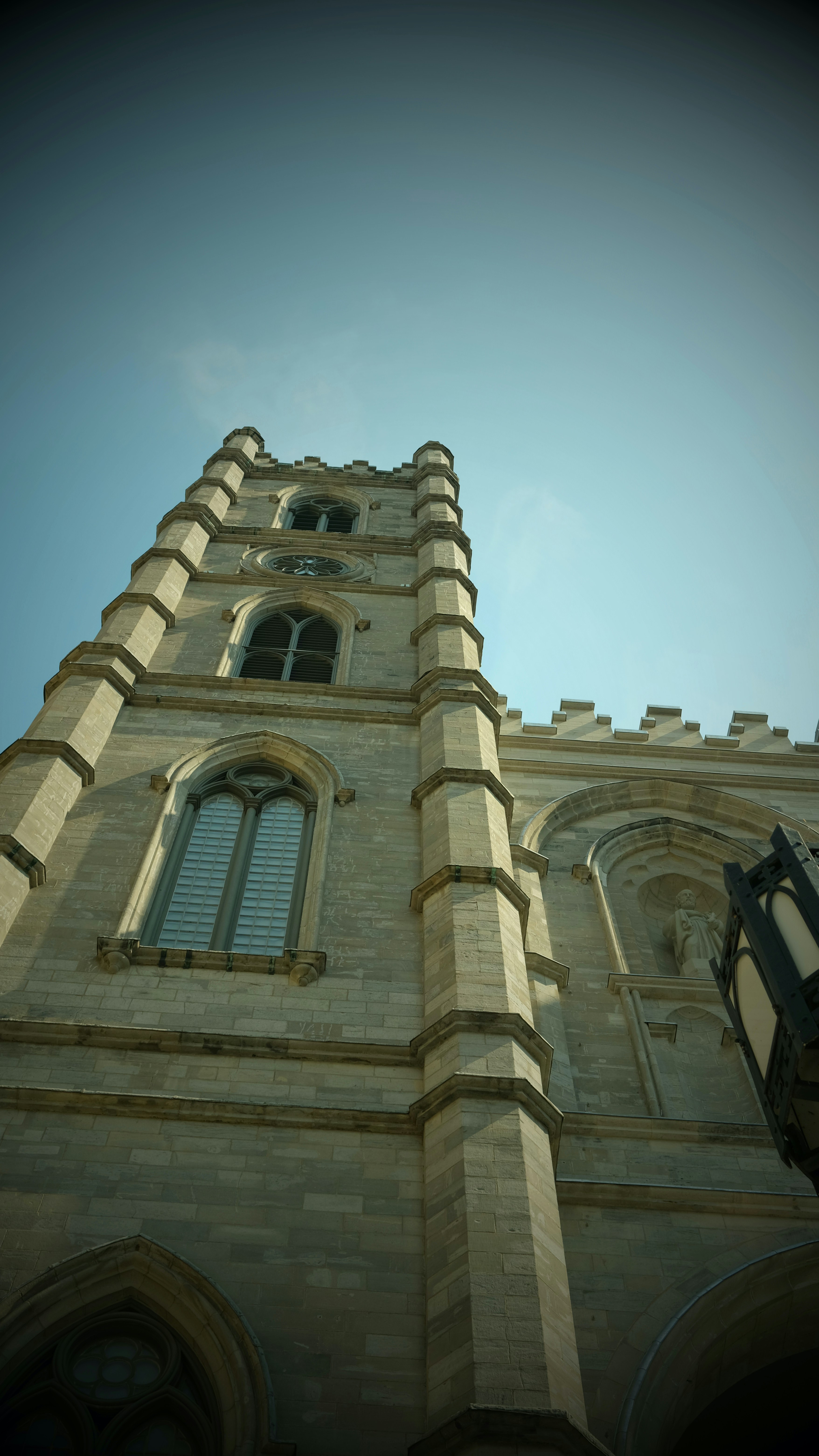 A tall stone building photo – Free Montreal Image on Unsplash