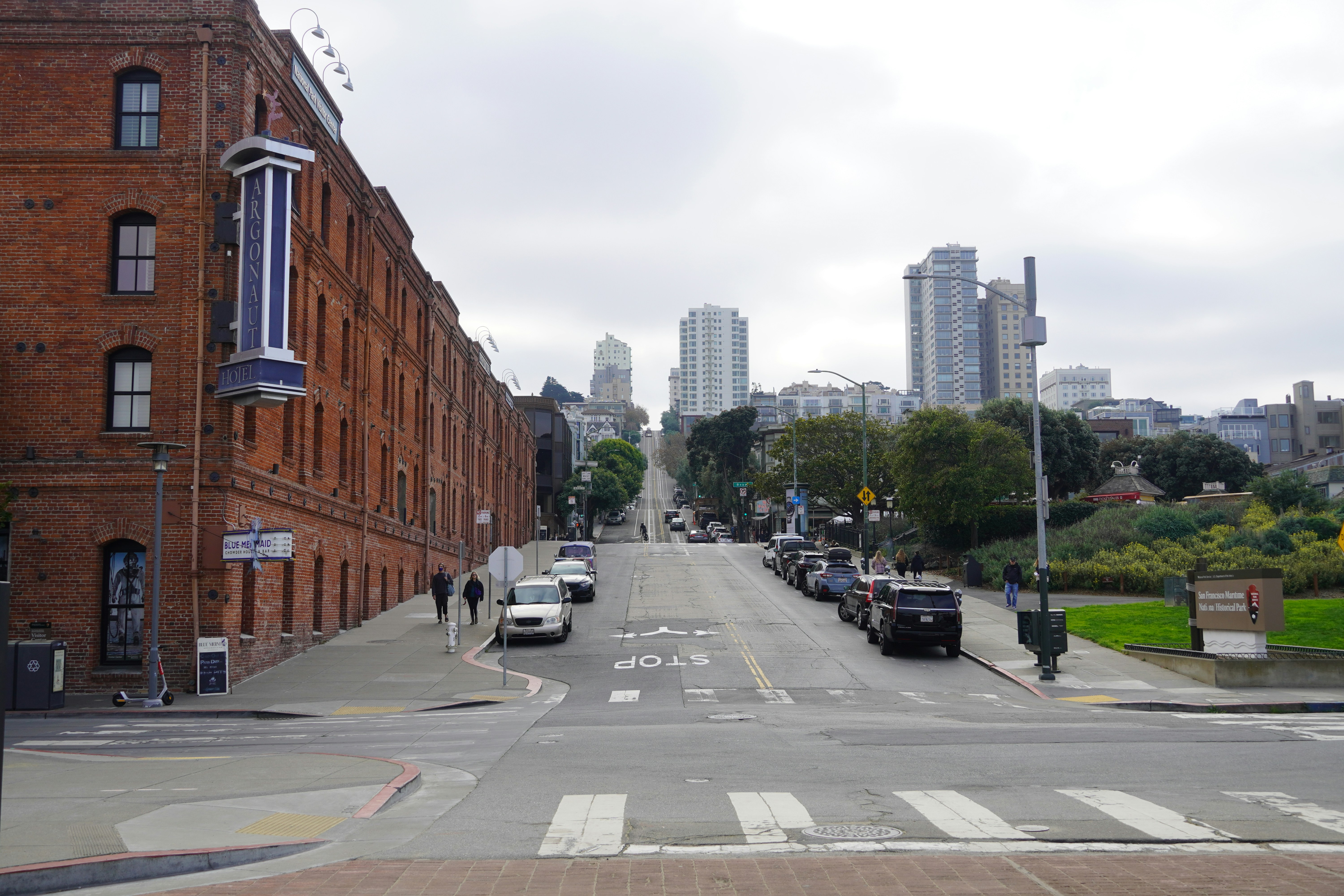 Foto zum Thema Eine Straße mit Autos und Gebäuden an der Seite ...