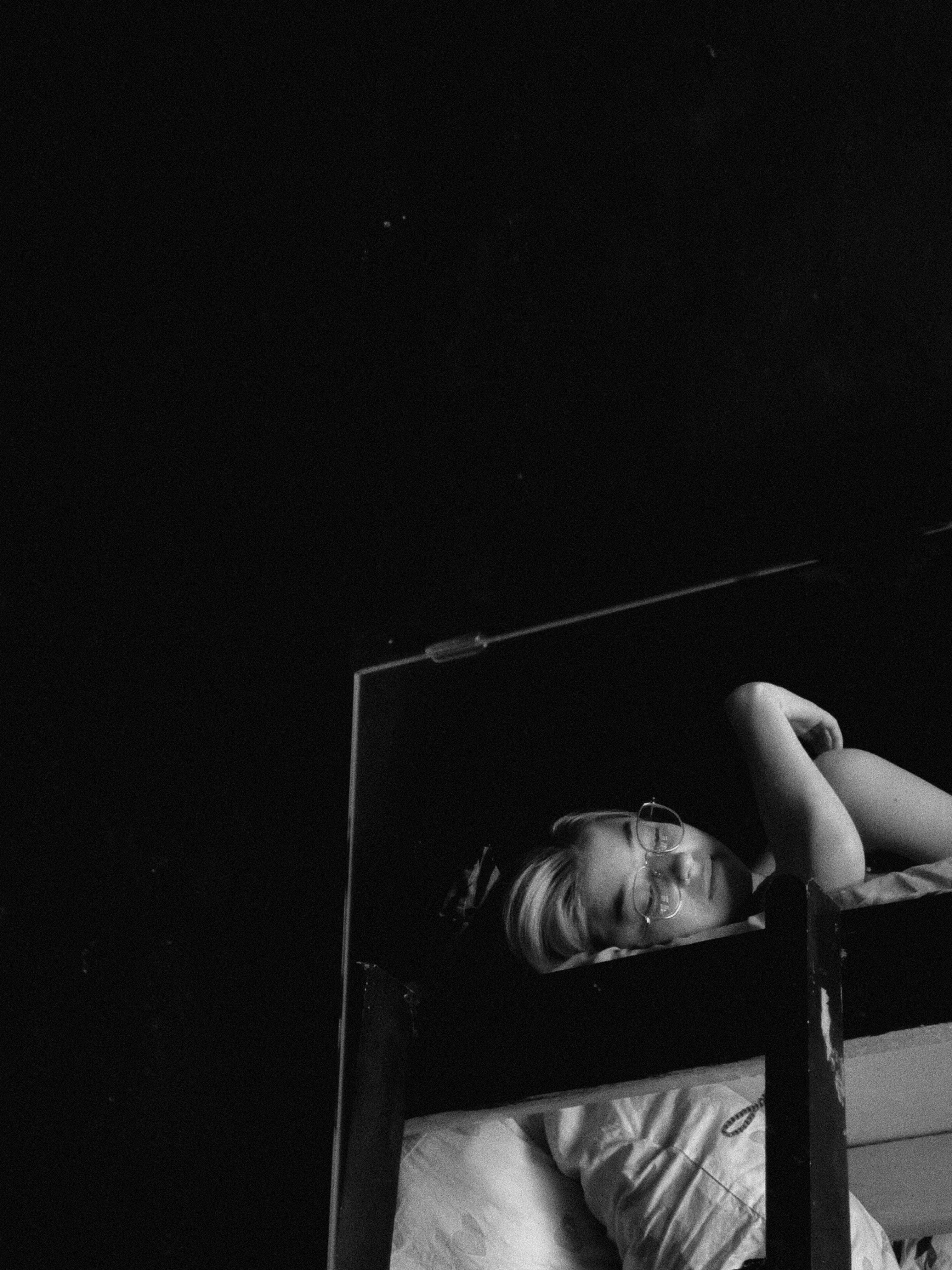 Foto Una persona acostada en una cama – Imagen Humano gratis en Unsplash