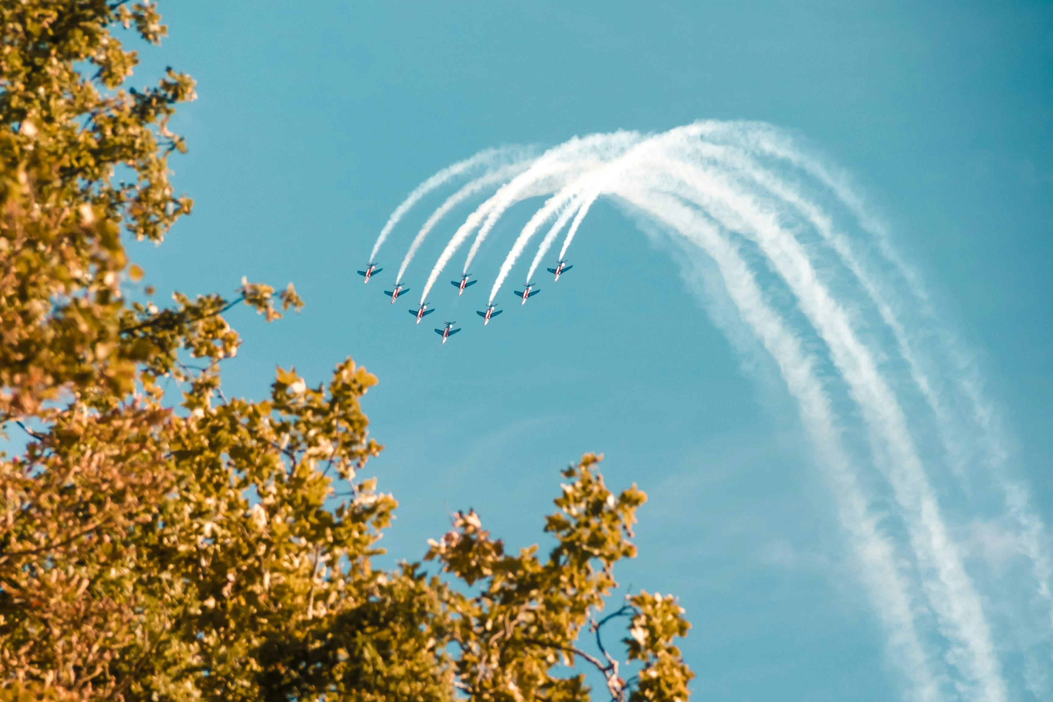 A group of planes fly through the air photo – Free Planet Image on Unsplash