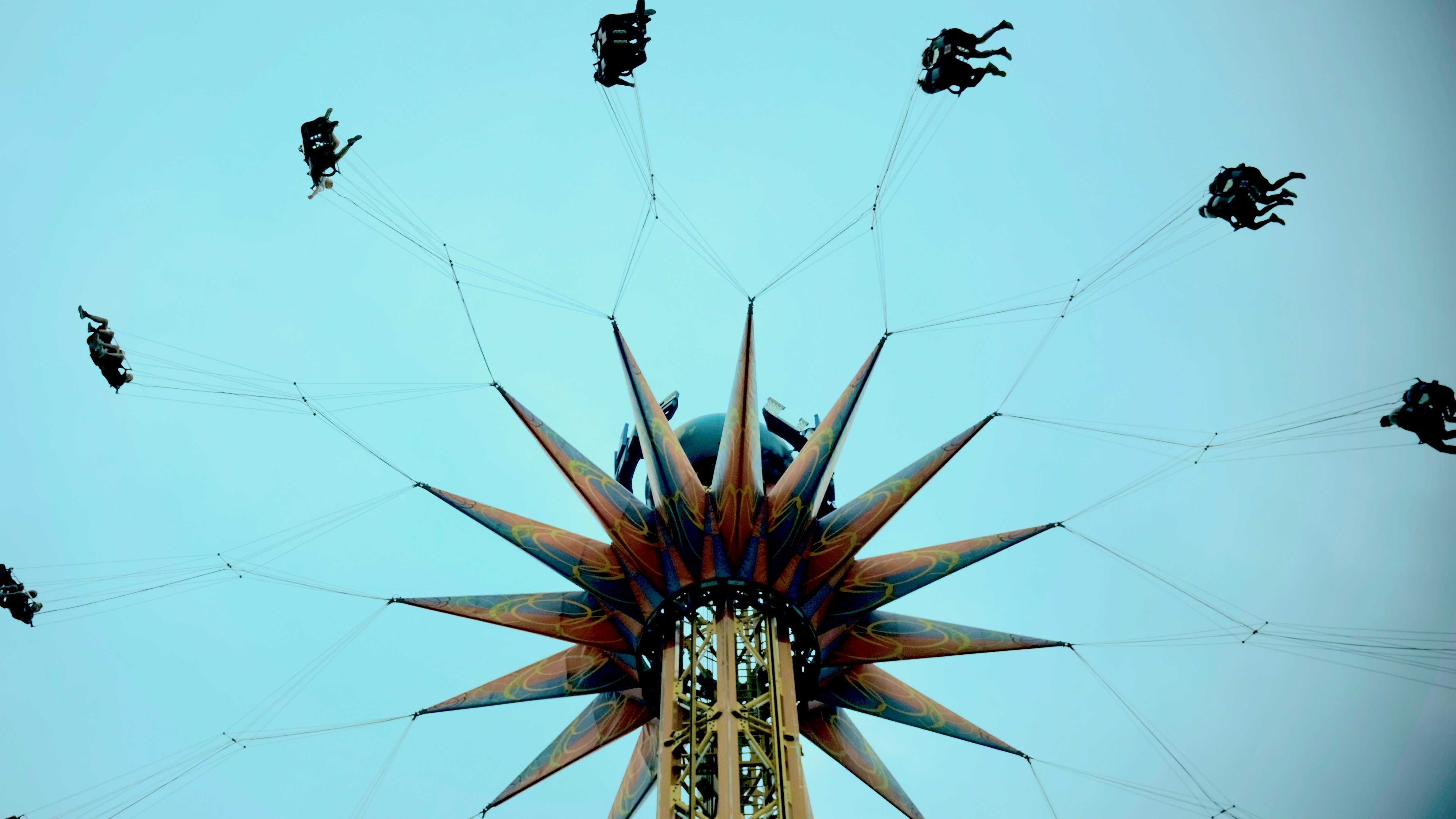 Foto Un grupo de personas volando en el cielo – Imagen La Ronde gratis ...