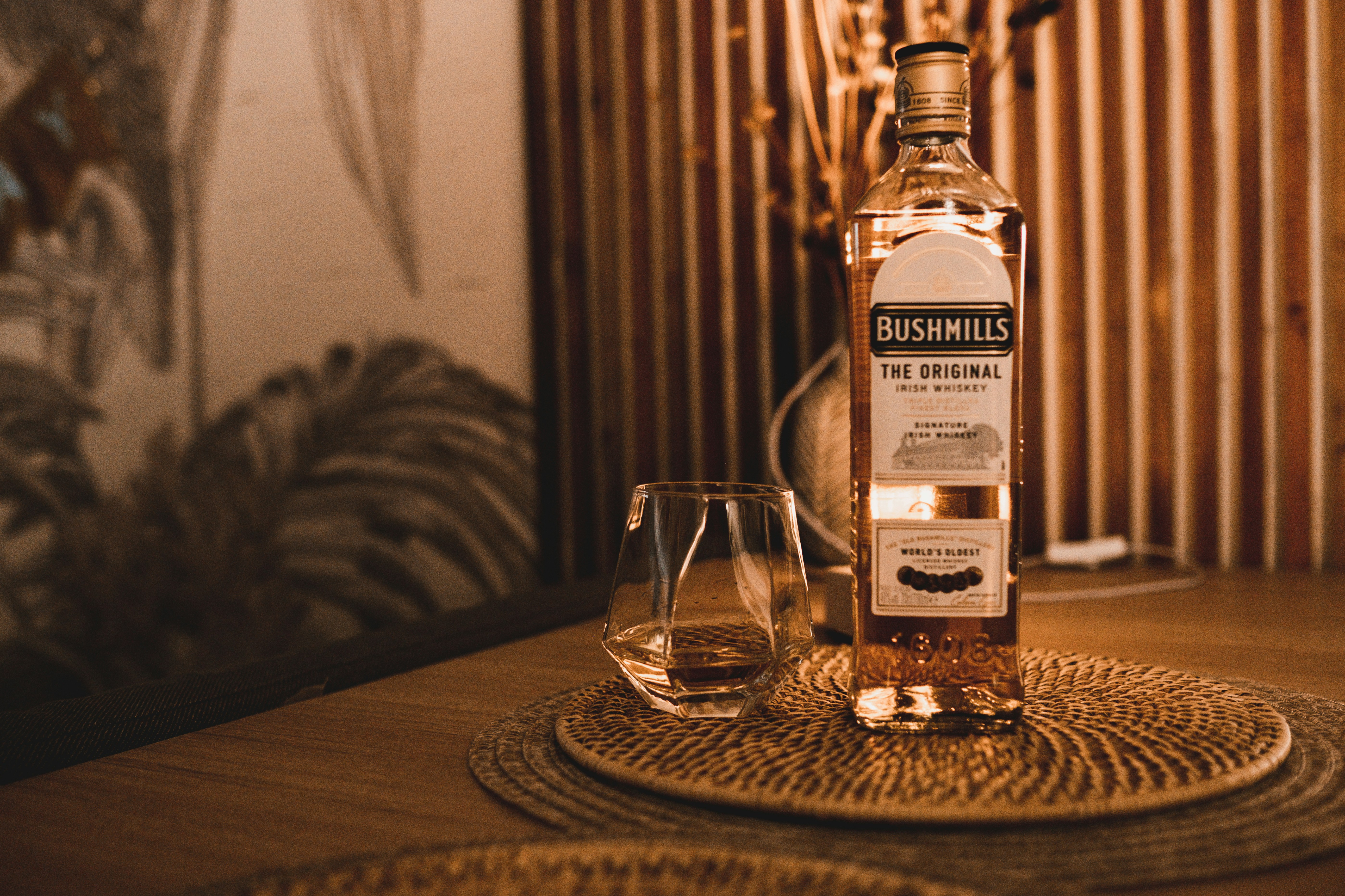 Foto Una botella de alcohol y un vaso en una montaña rusa – Imagen ...