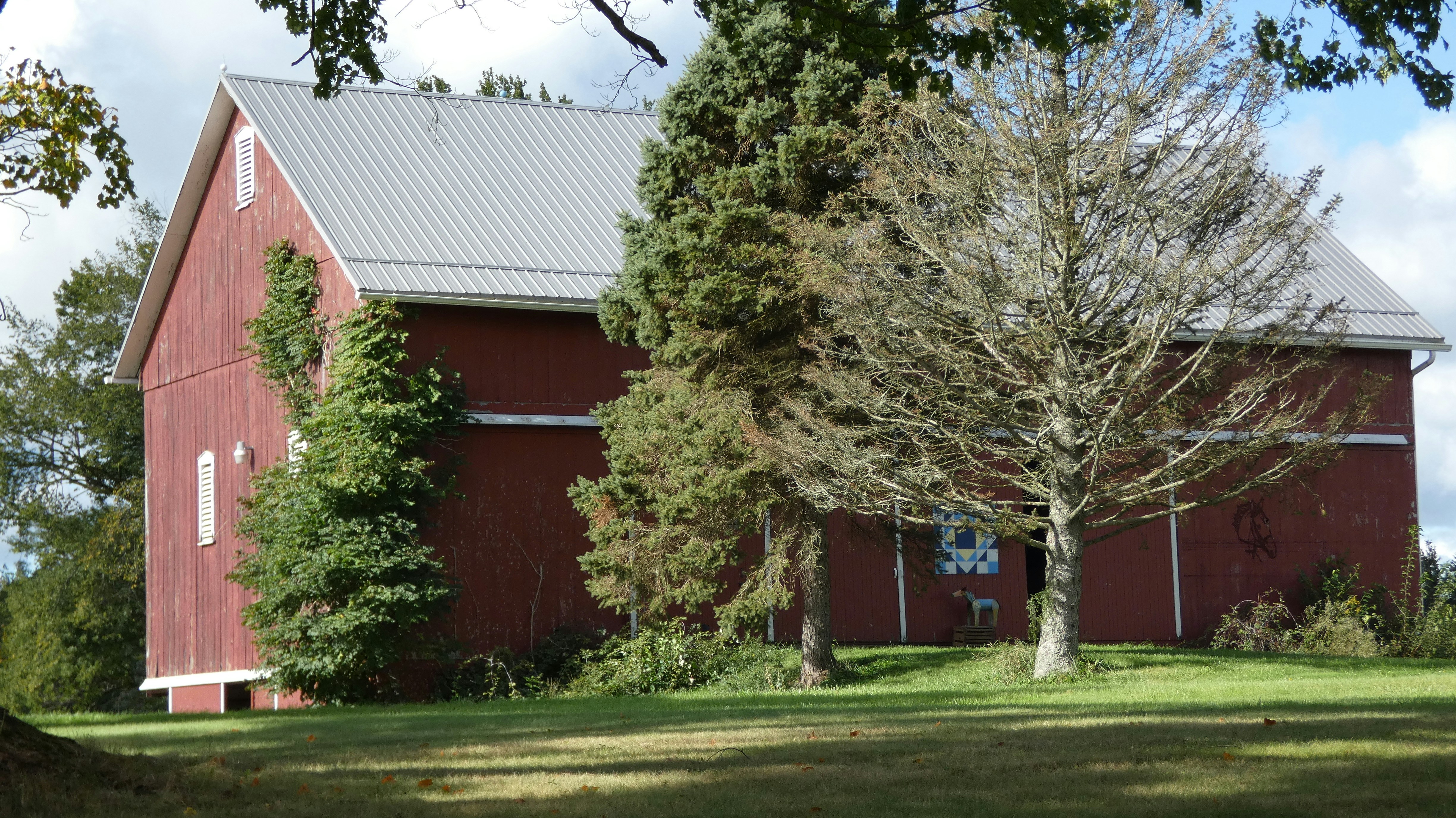 A red barn with trees in front of it photo – Free Usa Image on Unsplash