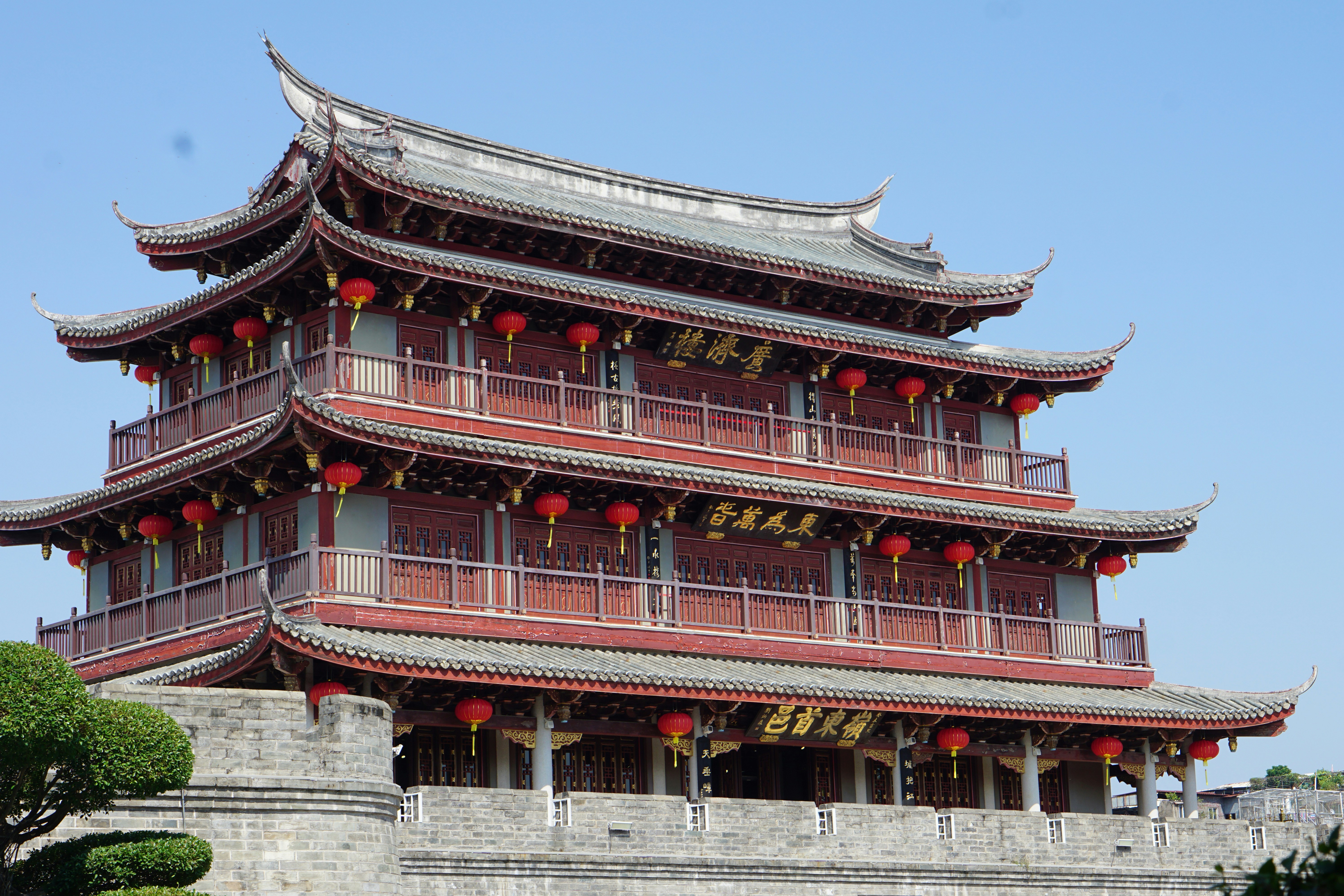 A large asian building with Buddha Tooth Relic Temple and Museum in the ...
