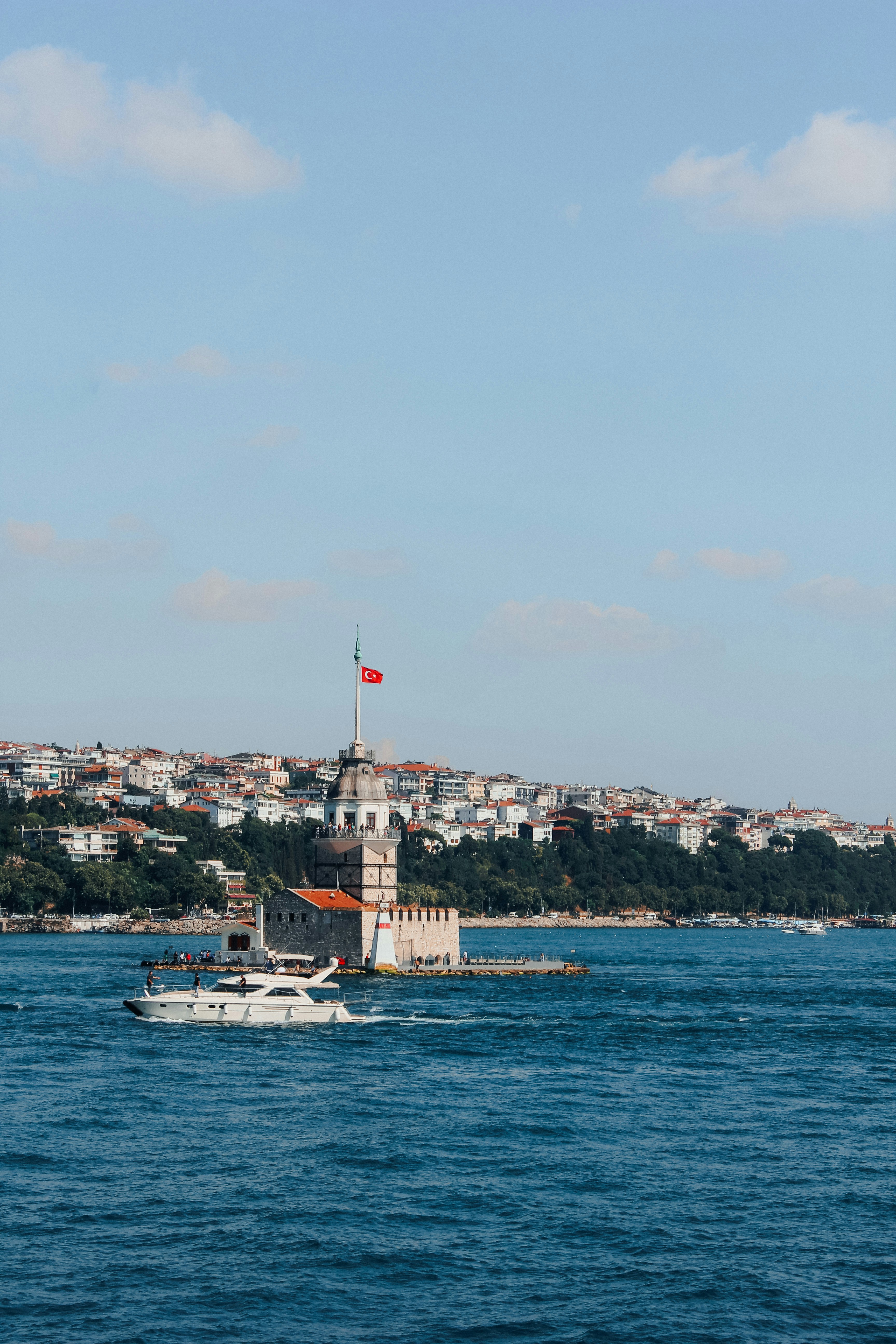 Flag Overhold: The Maiden’s Tower Fringed by Sea