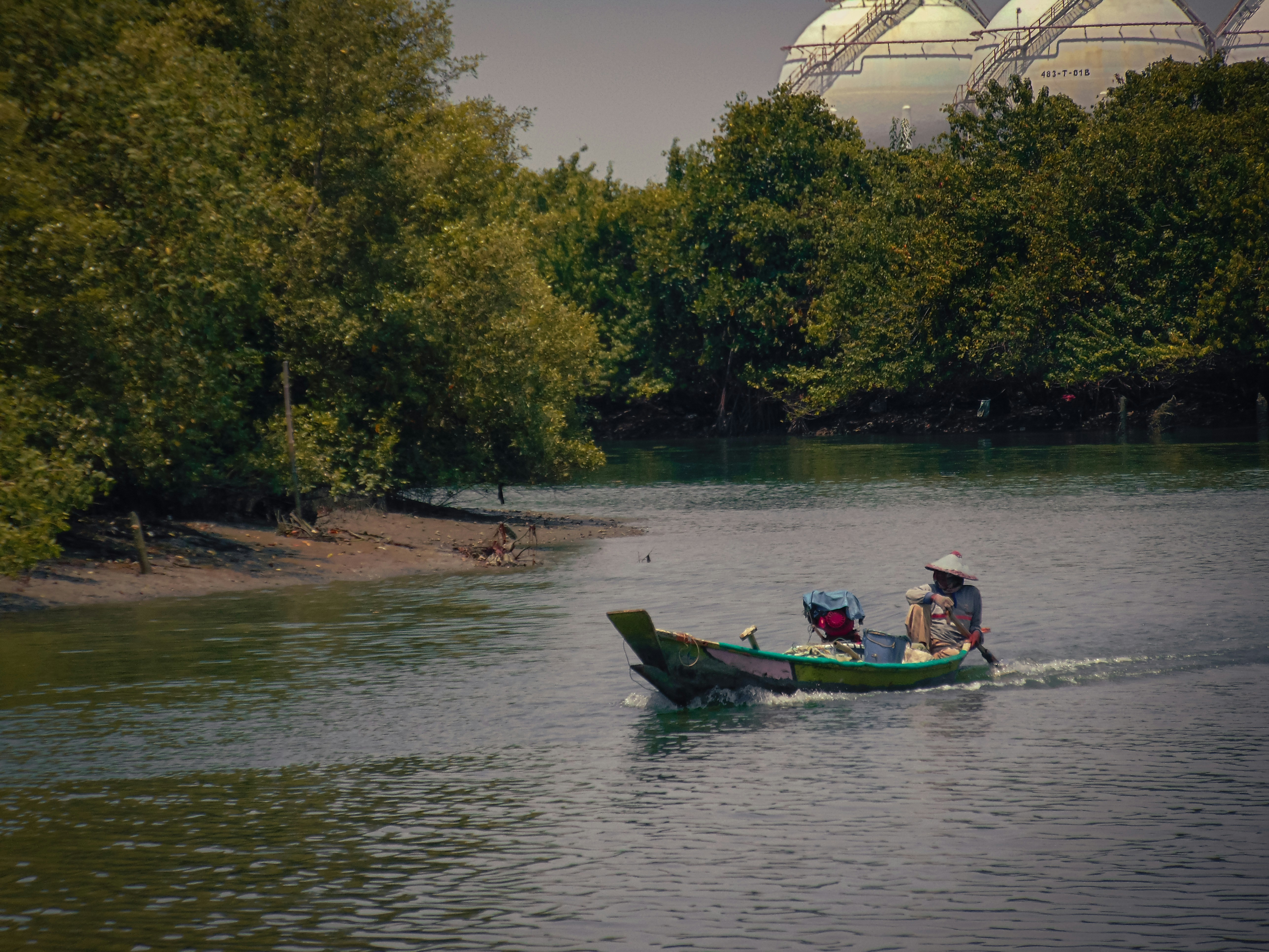 Foto Un grupo de personas en un bote en un río – Imagen Griego gratis ...