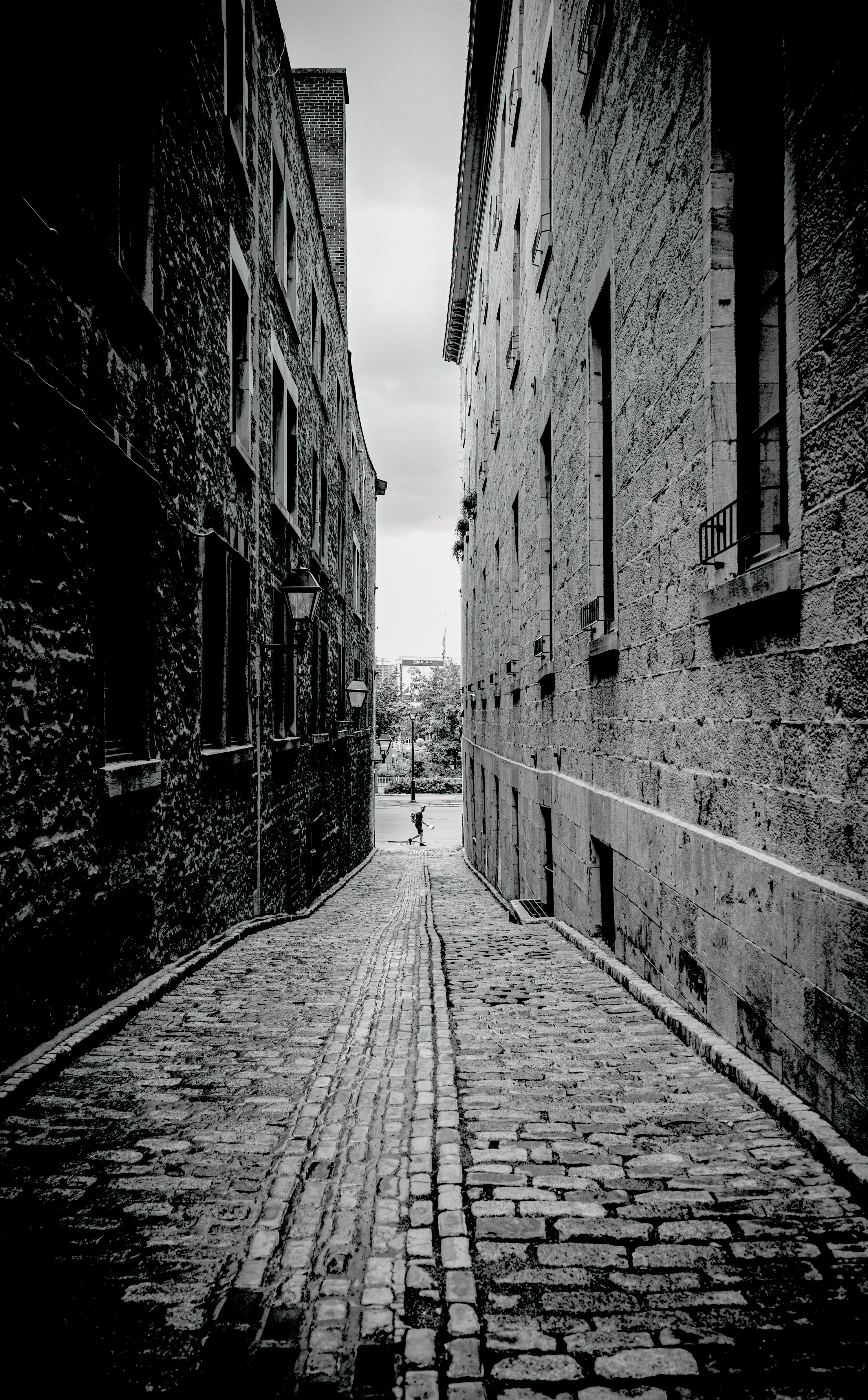 Une rue pavée entre les bâtiments photo – Photo Qc Gratuite sur Unsplash