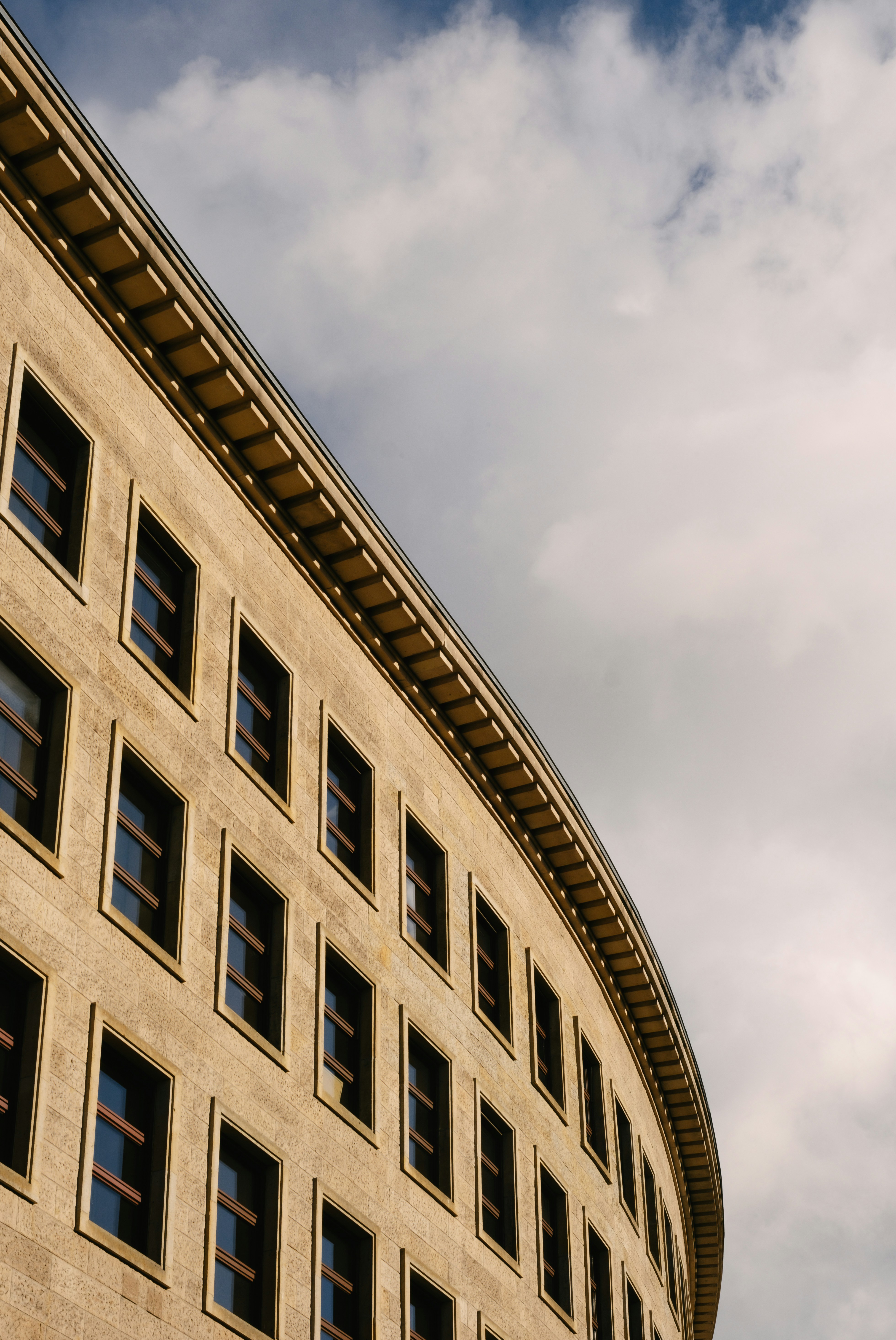 Un grand bâtiment avec une grande tour photo – Image gratuite de Berlin ...