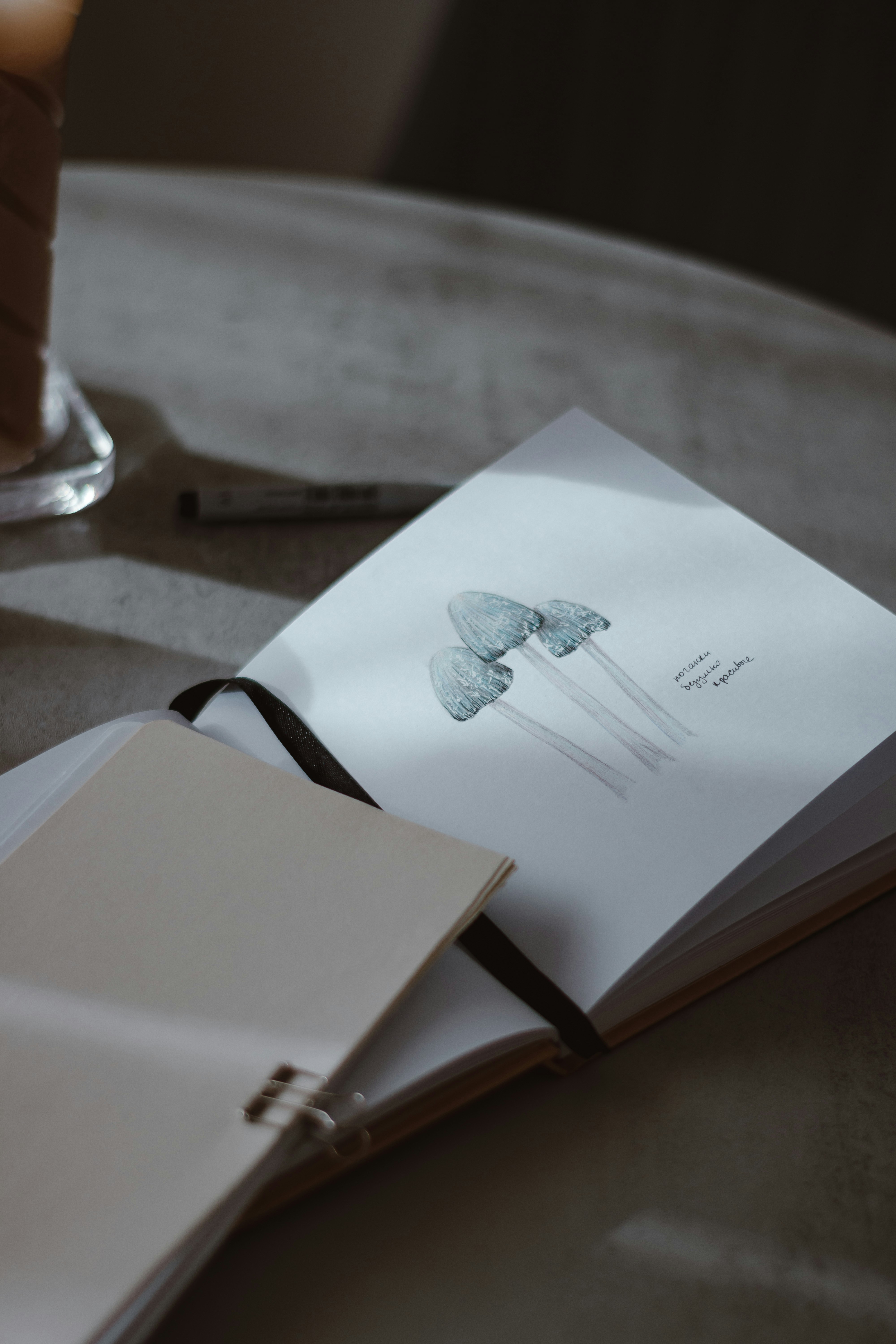 Un dibujo en un pedazo de papel foto – Imagen de Minimalismo Ligero ...