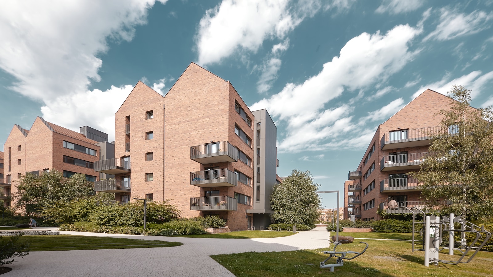 Calgary Multi-Family Apartment Buildings For Sale 卡尔加里商业地产 生意转让