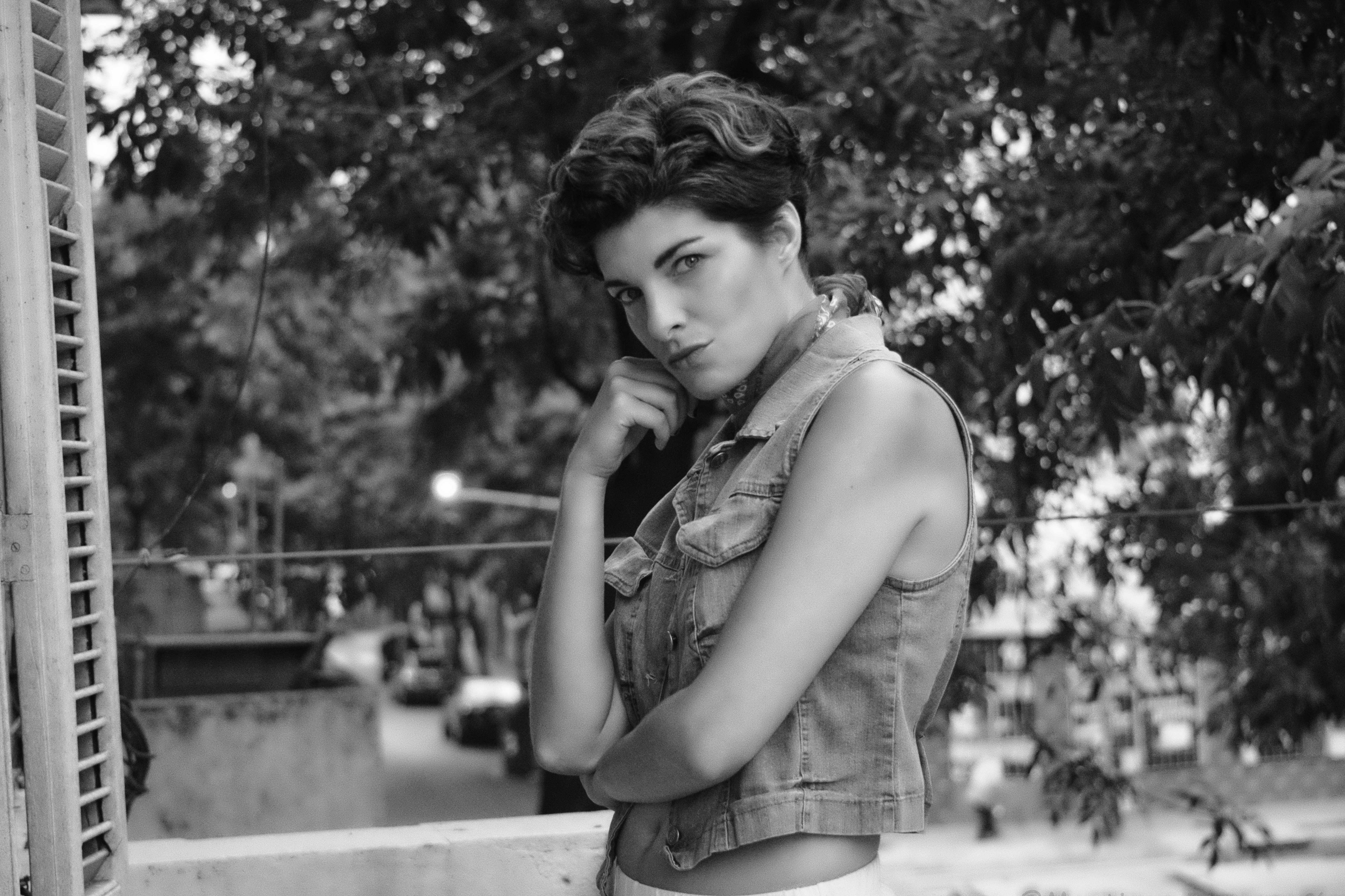 Une personne posant pour une photo photo – Photo Portrait Gratuite sur ...