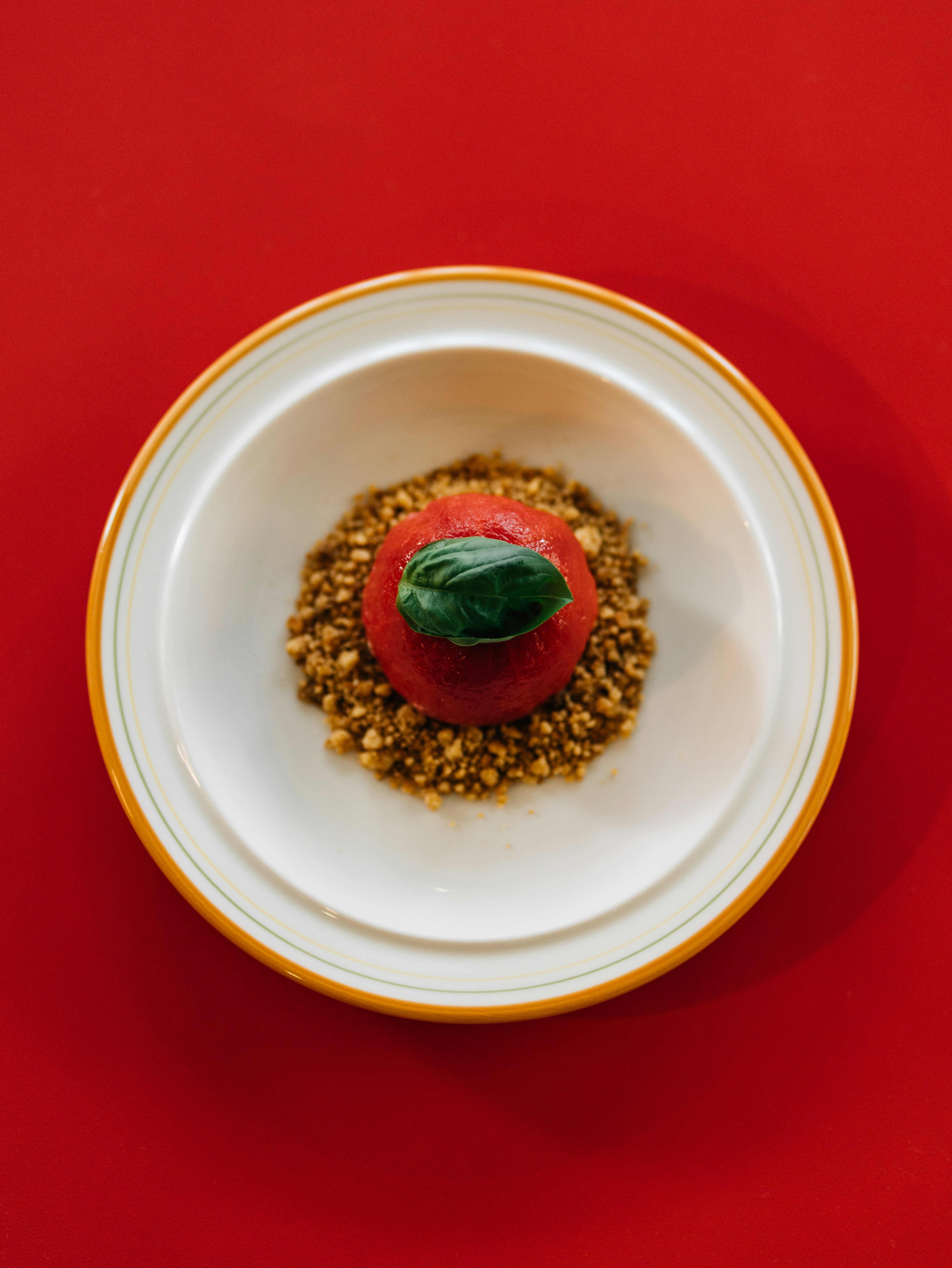 A plate with a ring on it photo – Free Jeongja-dong Image on Unsplash