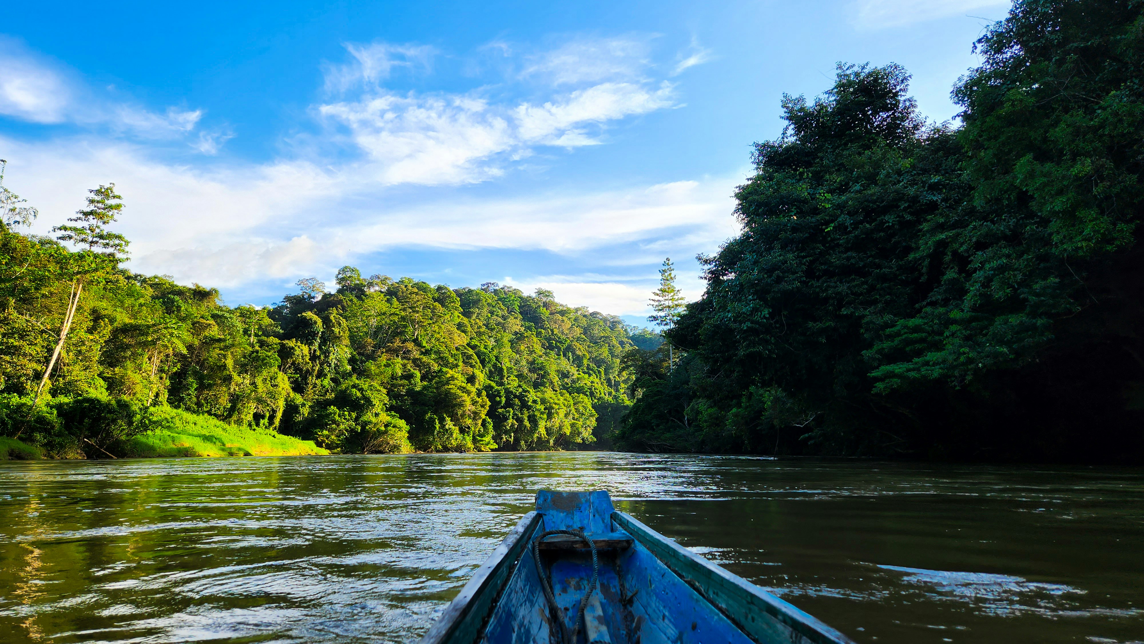 Foto Un barco en un río – Imagen Lama largo gratis en Unsplash
