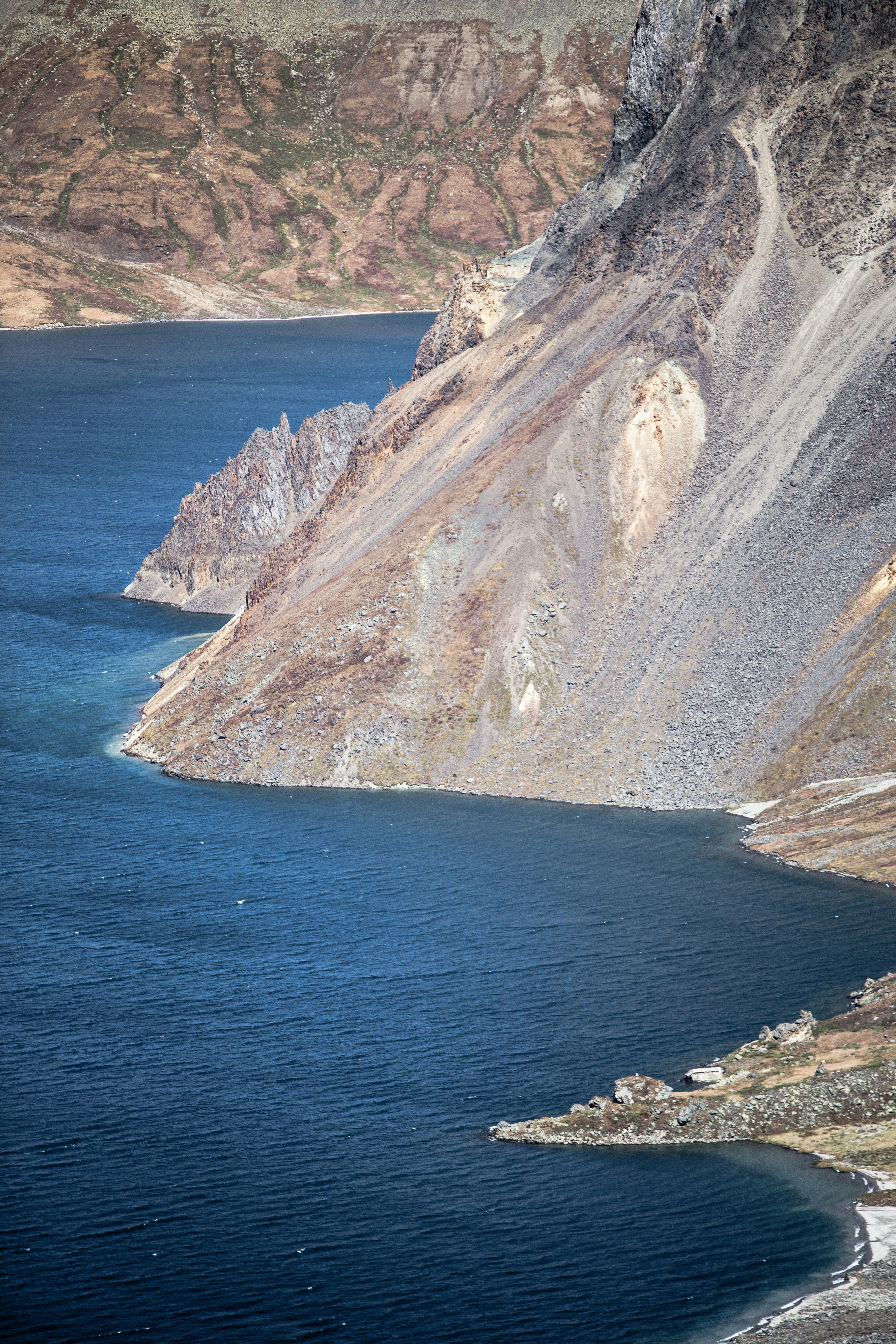 A cliff next to the water photo – Free Mountain Image on Unsplash
