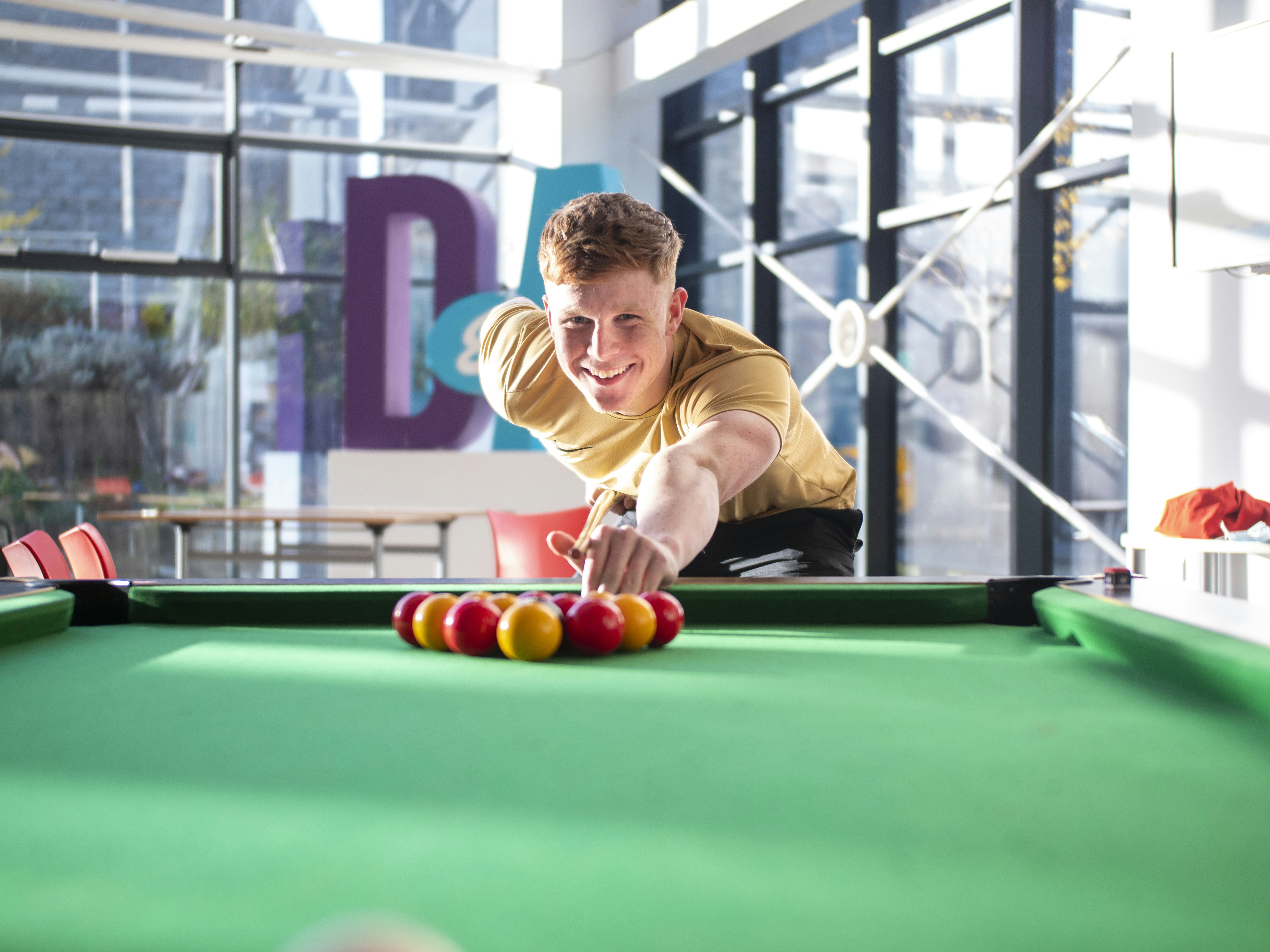 A person playing pool photo – Free D&aicthelp Image on Unsplash