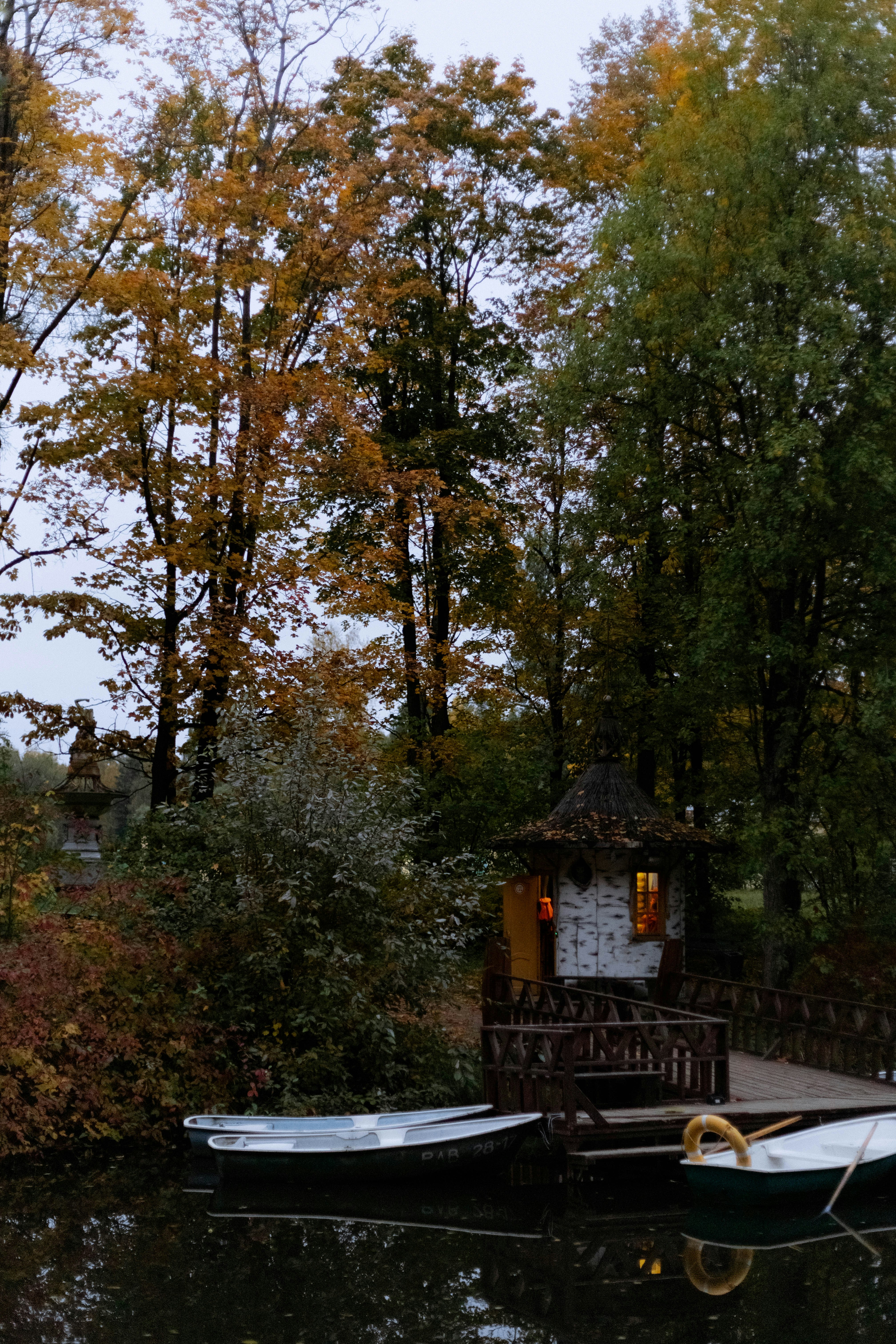 Foto zum Thema Ein kleines Haus an einem See – Kostenloses Bild zu ...
