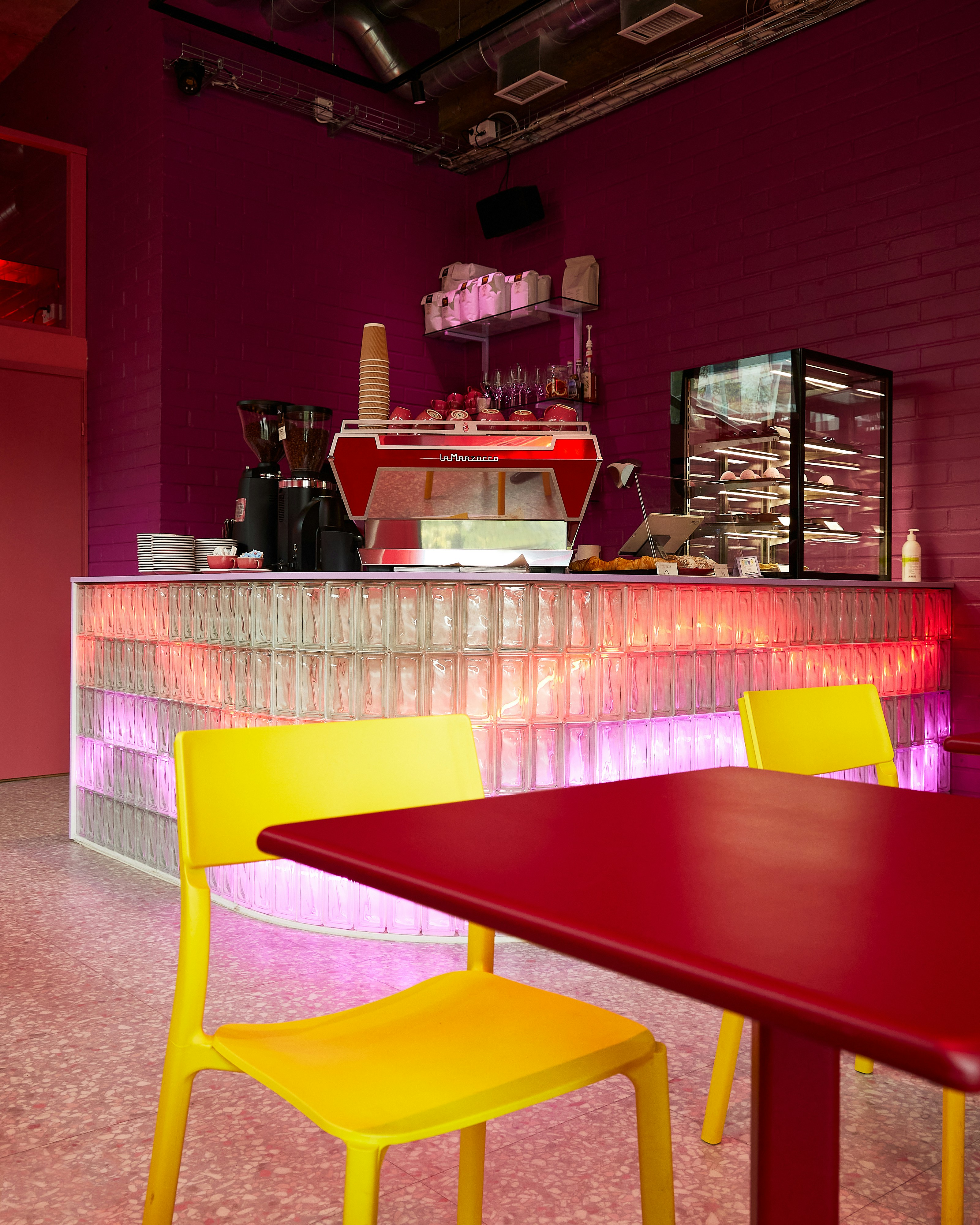 Un restaurant avec un bar et des chaises photo – Photo Helsinki ...