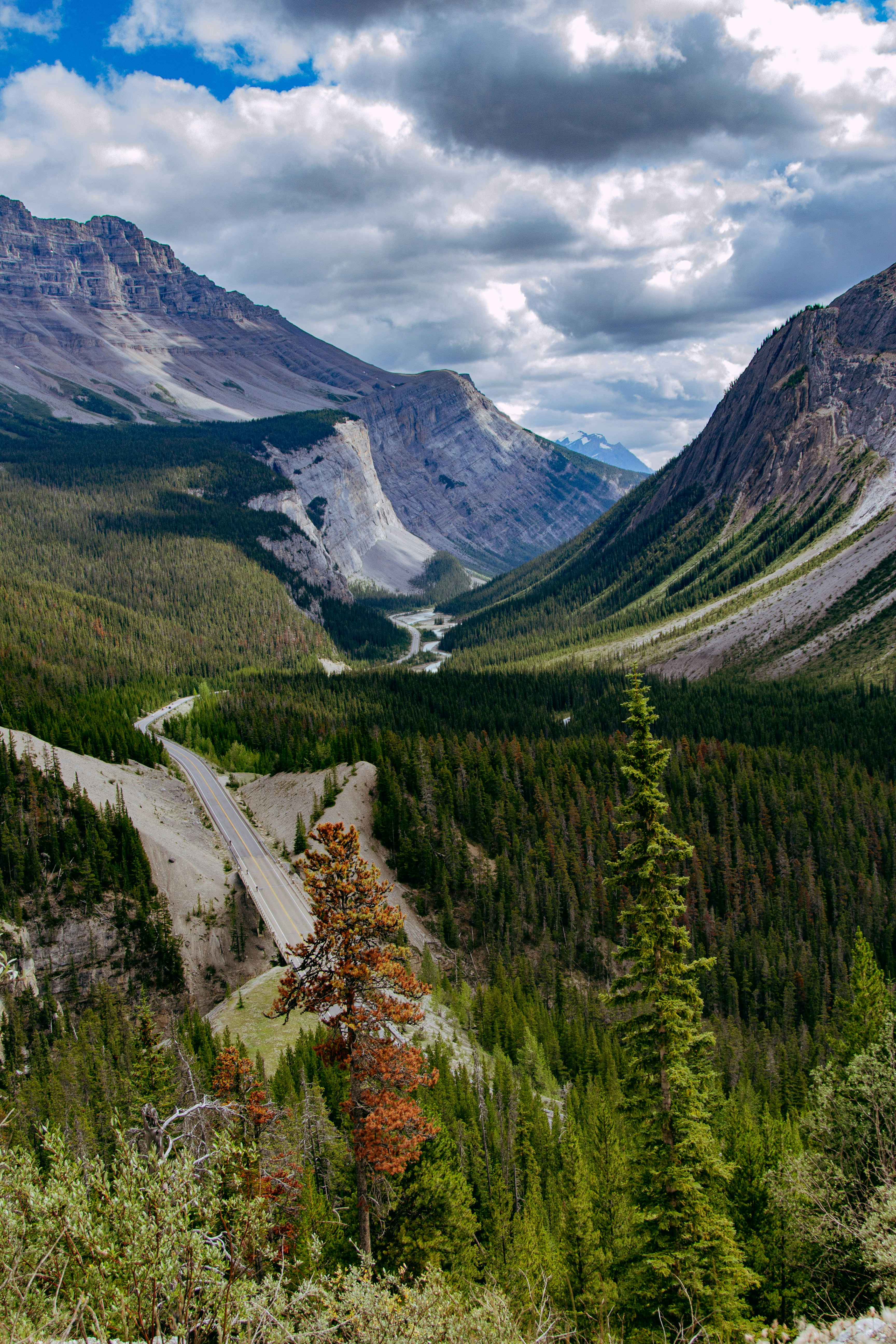 Un río que atraviesa un valle entre montañas foto – Imagen de Parque ...
