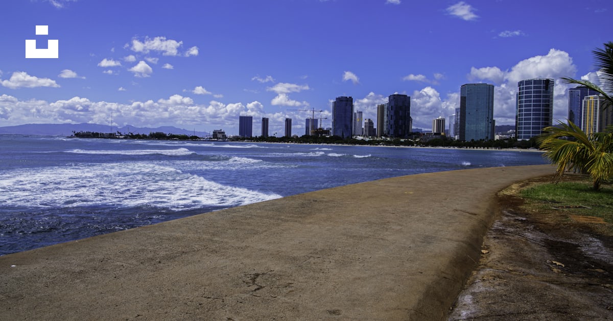 Una playa con una ciudad de fondo foto – Imagen de Honolulú gratuita en ... Una playa con una ciudad de fondo foto – Imagen de Honolulú gratuita en ...