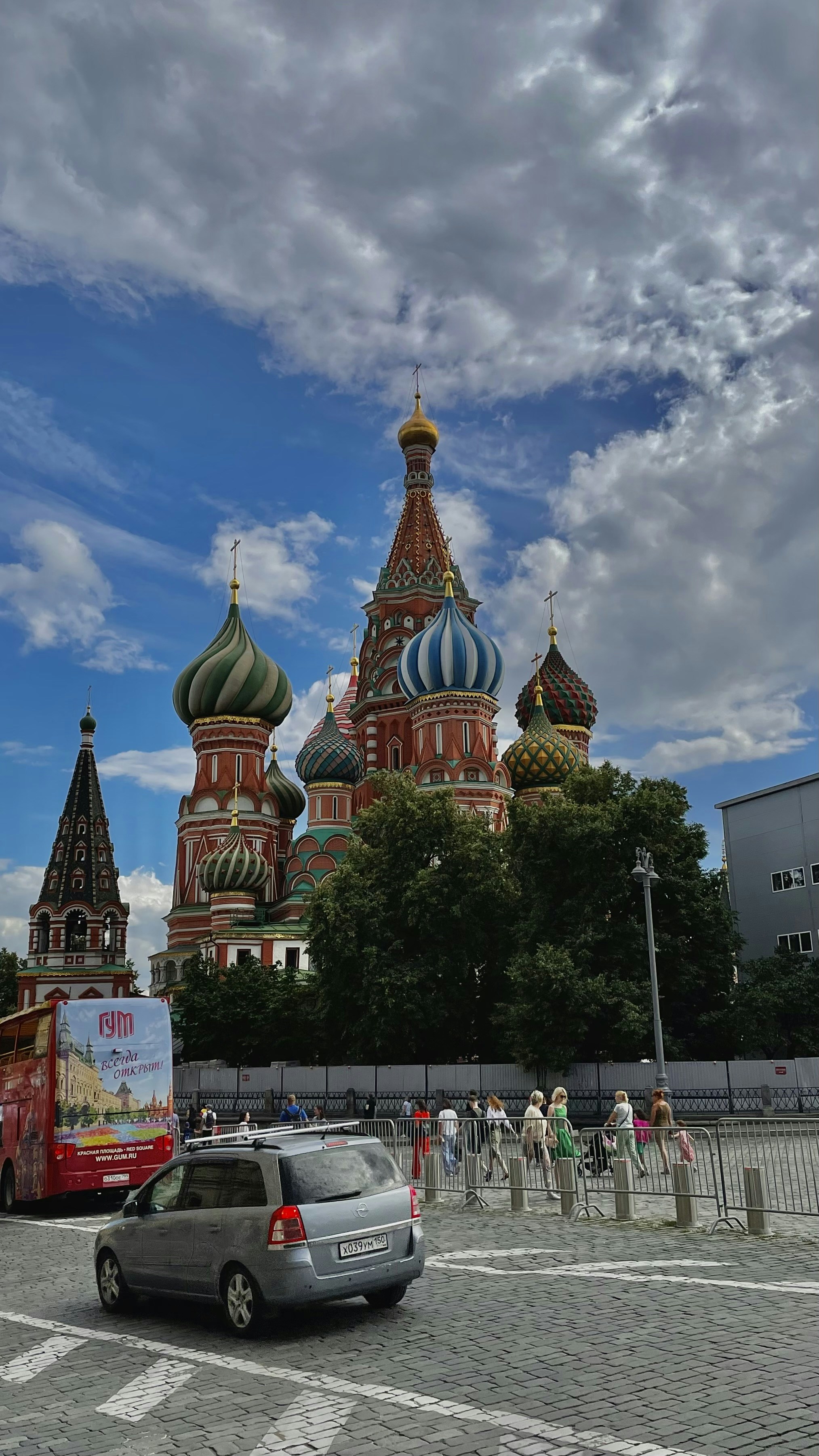 A castle with many pointy towers photo – Free Москва Image on Unsplash