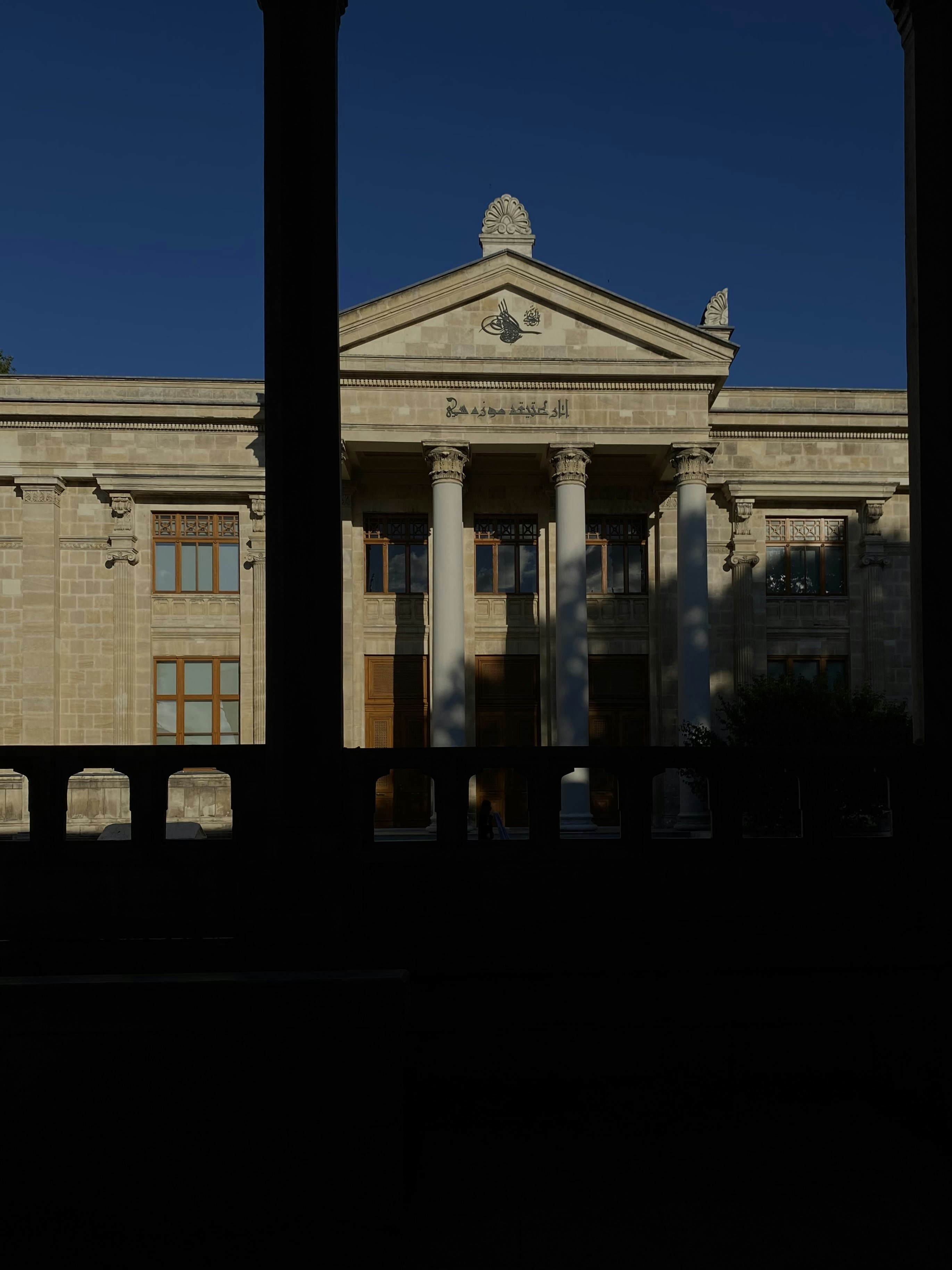 Foto Un edificio con pilares y un cielo azul – Imagen Estanbul gratis en Unsplash