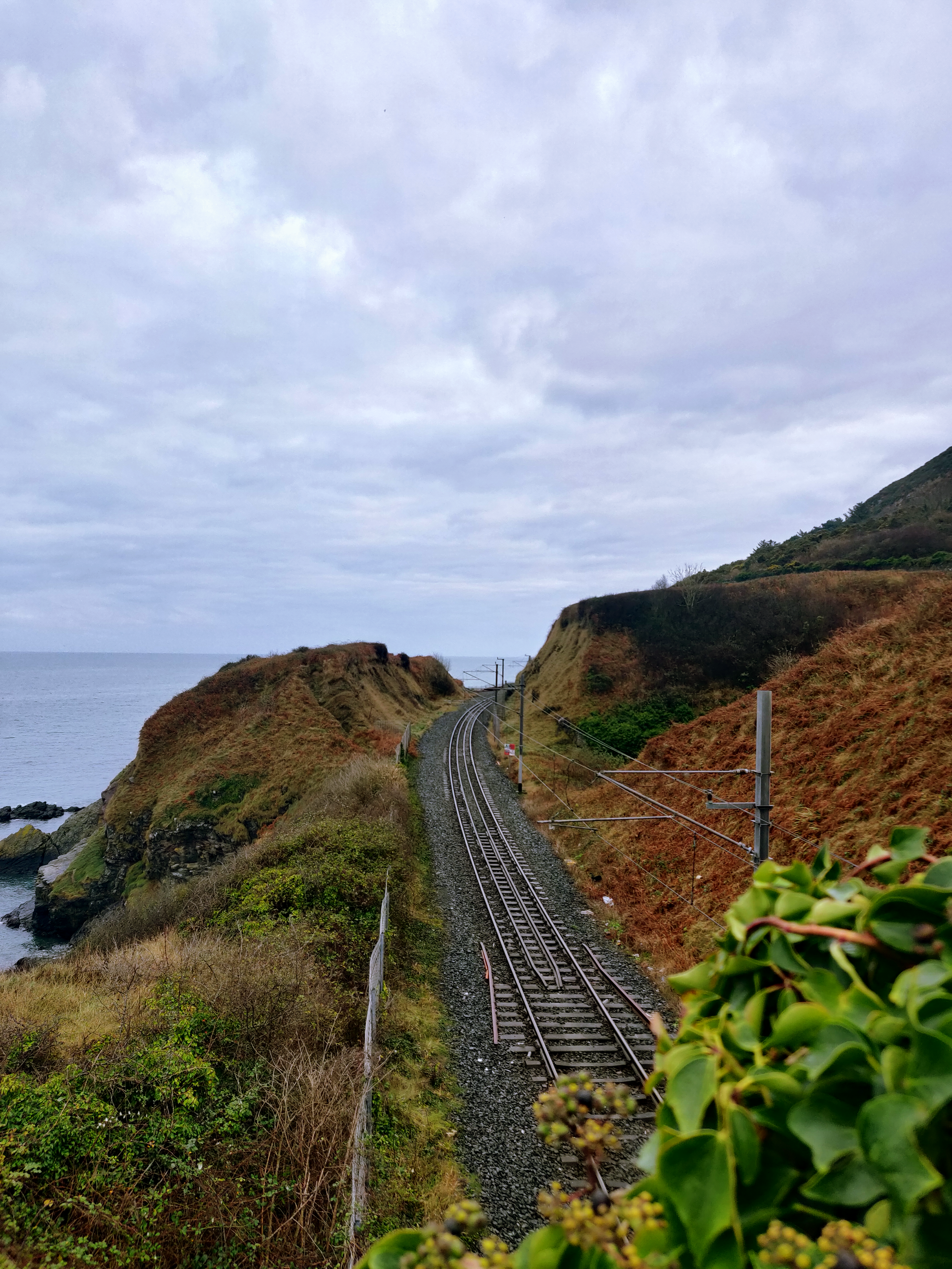 Foto Vías de tren que atraviesan una zona montañosa – Imagen Rebuznar ...