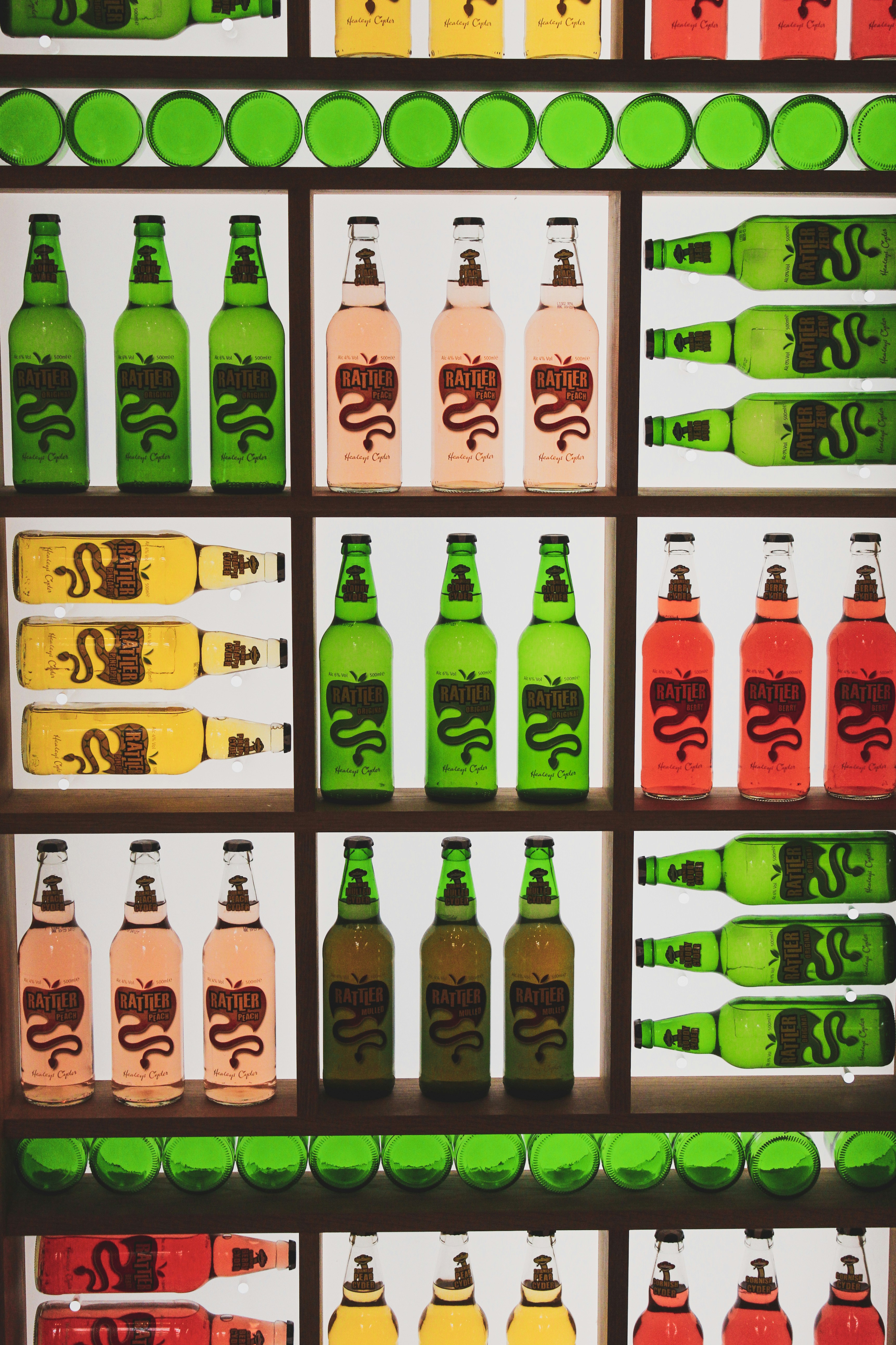 Un groupe de bouteilles photo – Photo Boisson Gratuite sur Unsplash