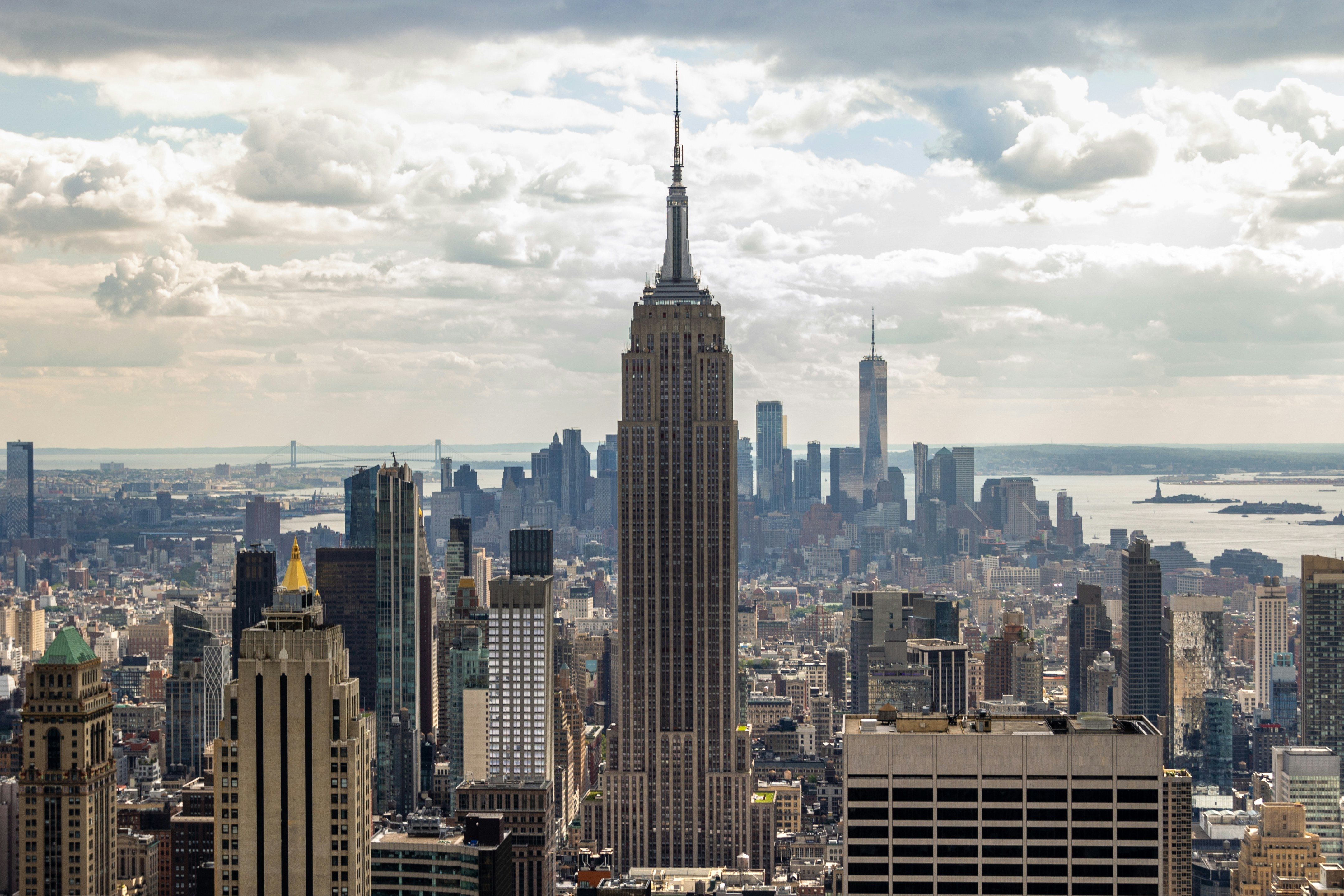 Foto Empire State Building con edificios altos – Imagen Edificio Empire State gratis en Unsplash