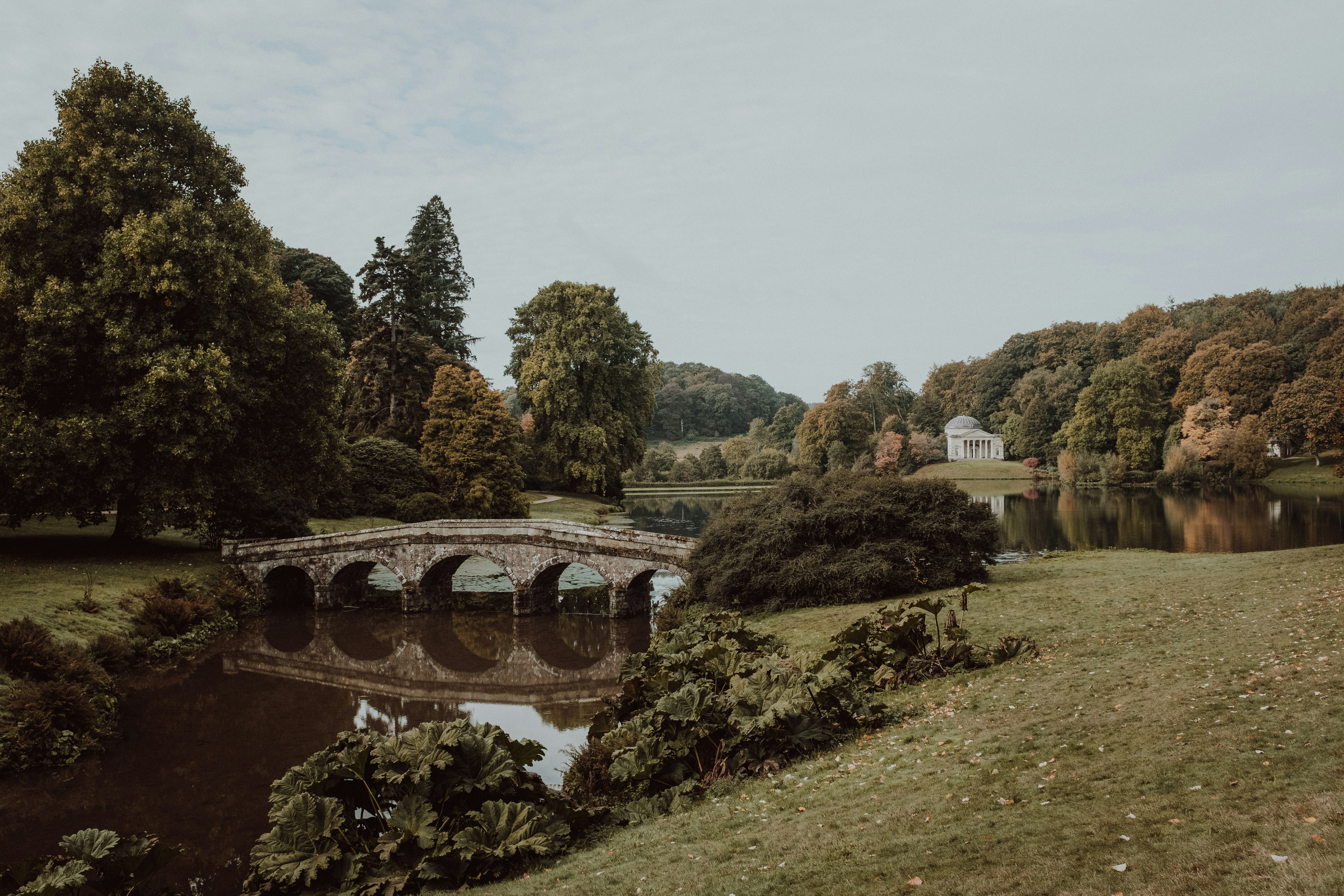 A bridge over a river photo – Free Stourhead Image on Unsplash
