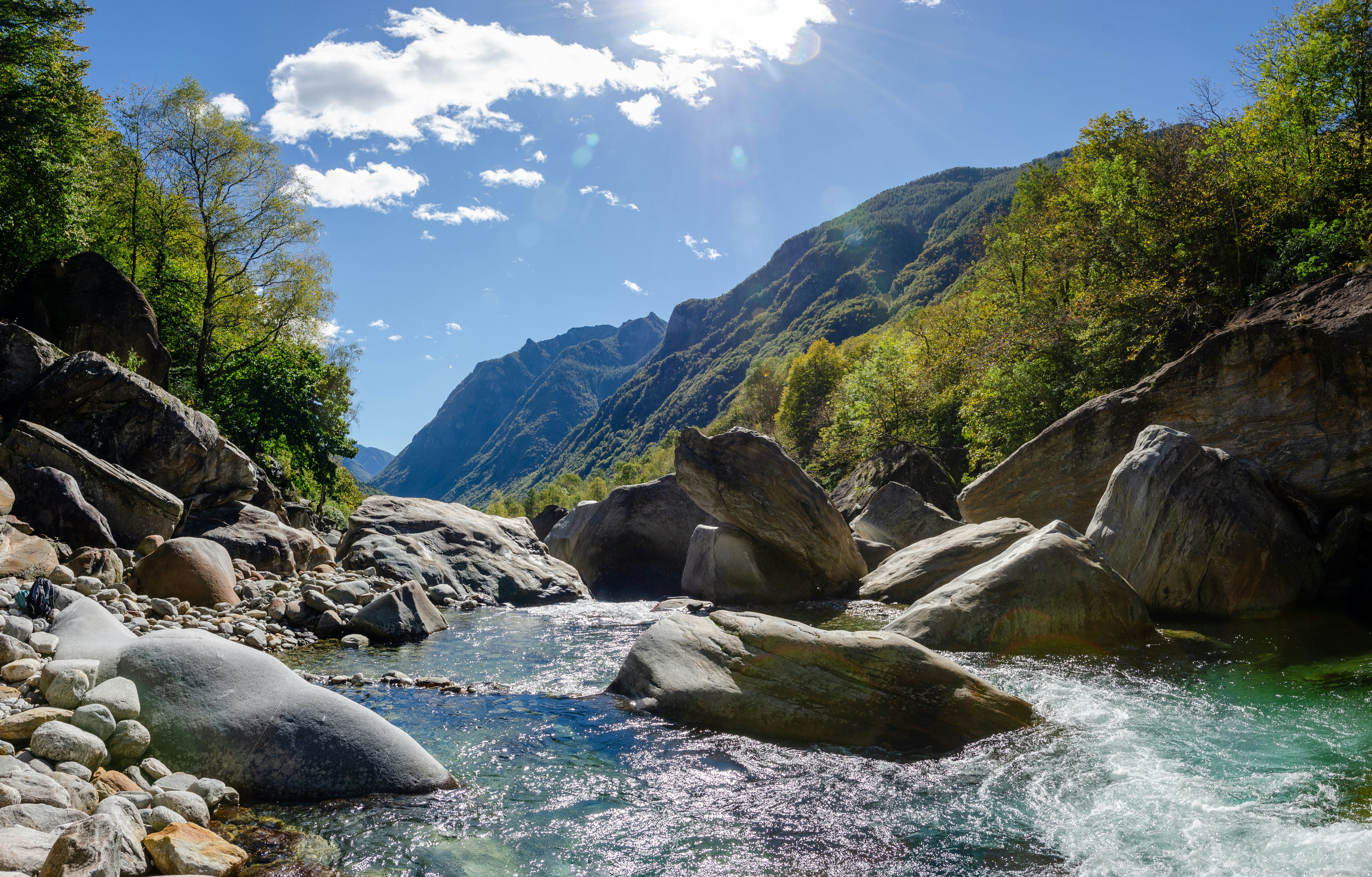 Une rivière avec des rochers et des arbres photo – Photo Valle Verzasca ...
