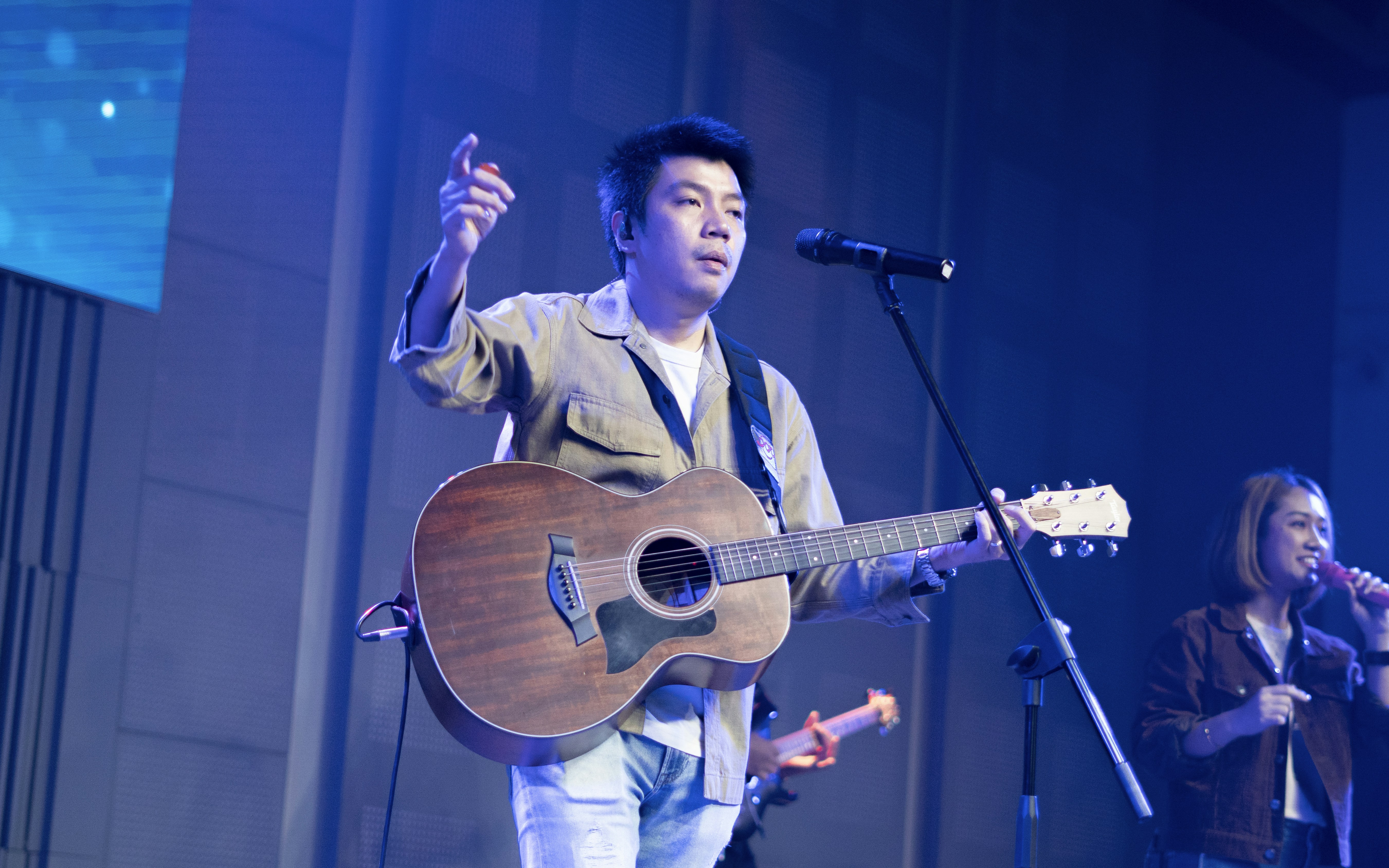 Foto Una persona tocando una guitarra – Imagen 青い gratis en Unsplash