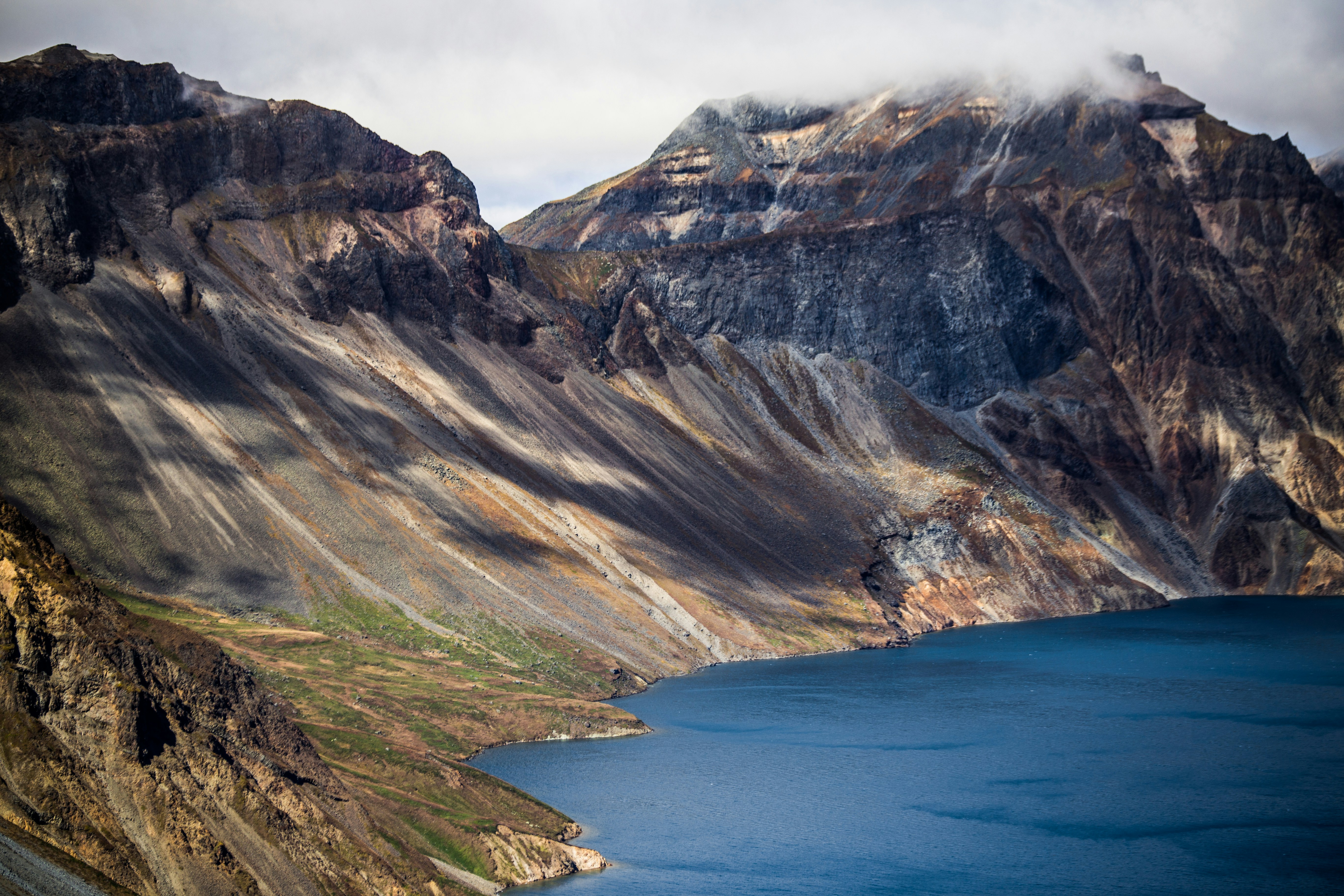 A body of water between mountains photo – Free Mountain Image on Unsplash