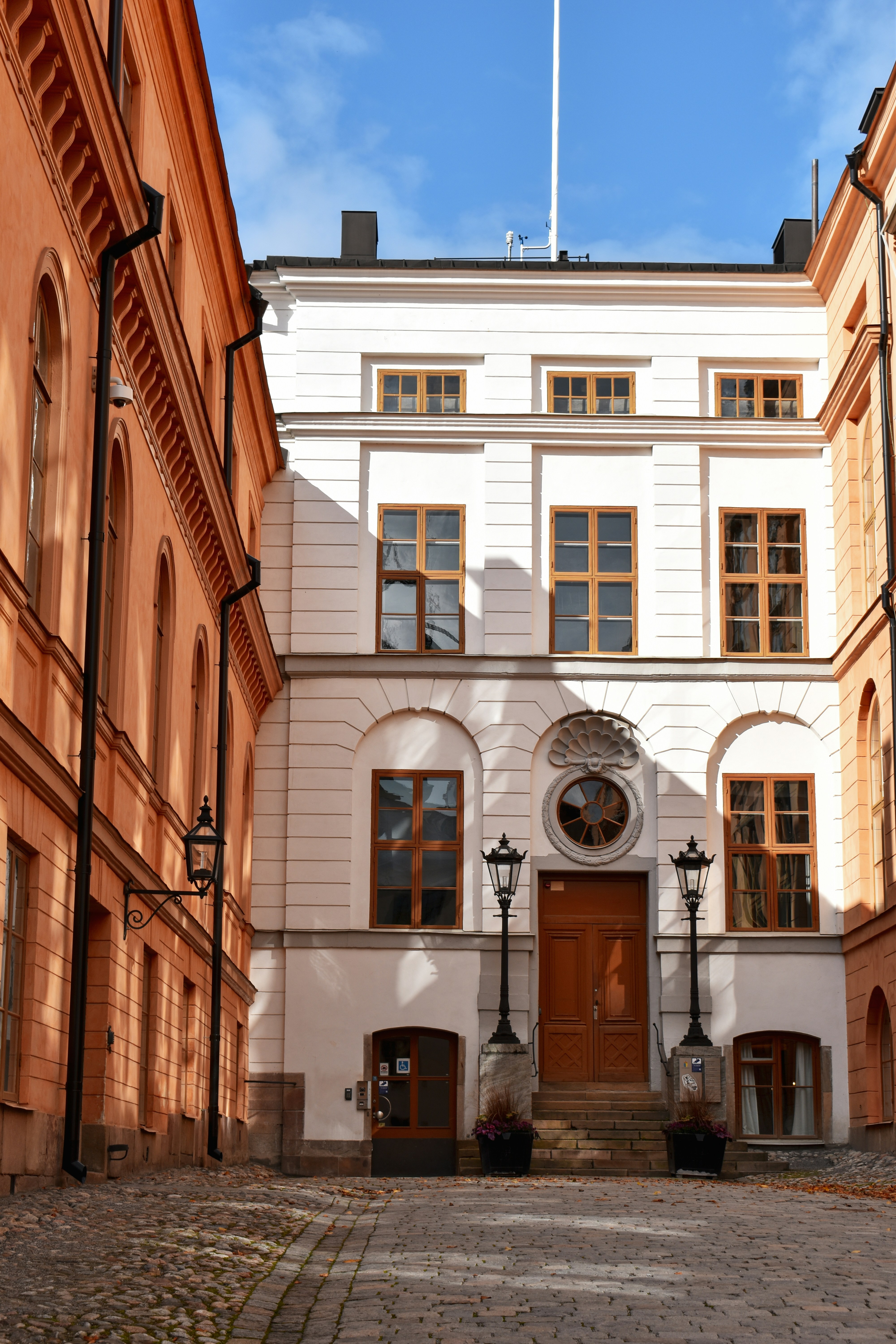 Un bâtiment avec une horloge à l’avant photo – Photo La Suède Gratuite ...