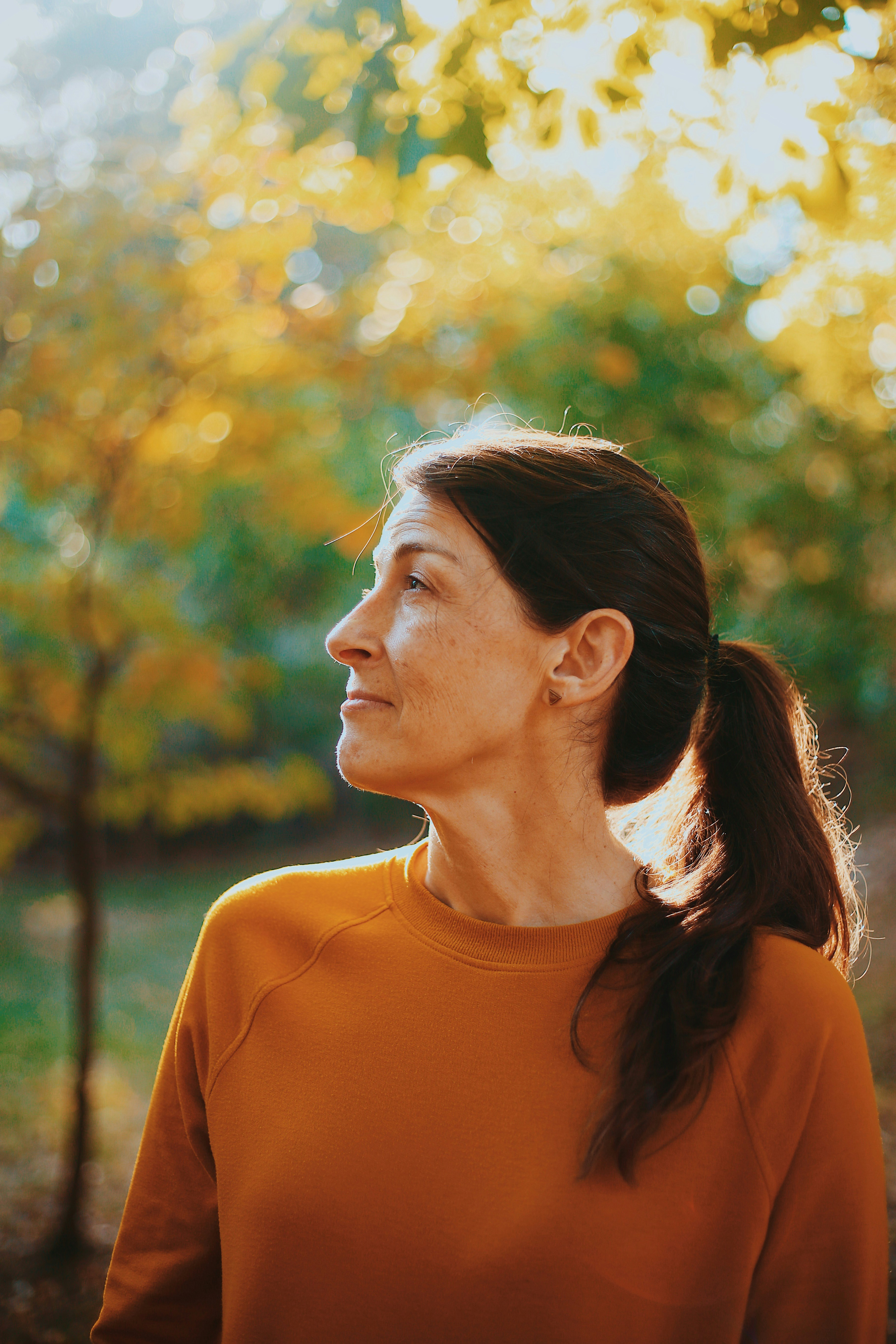 A woman looking to the side photo – Free Human Image on Unsplash