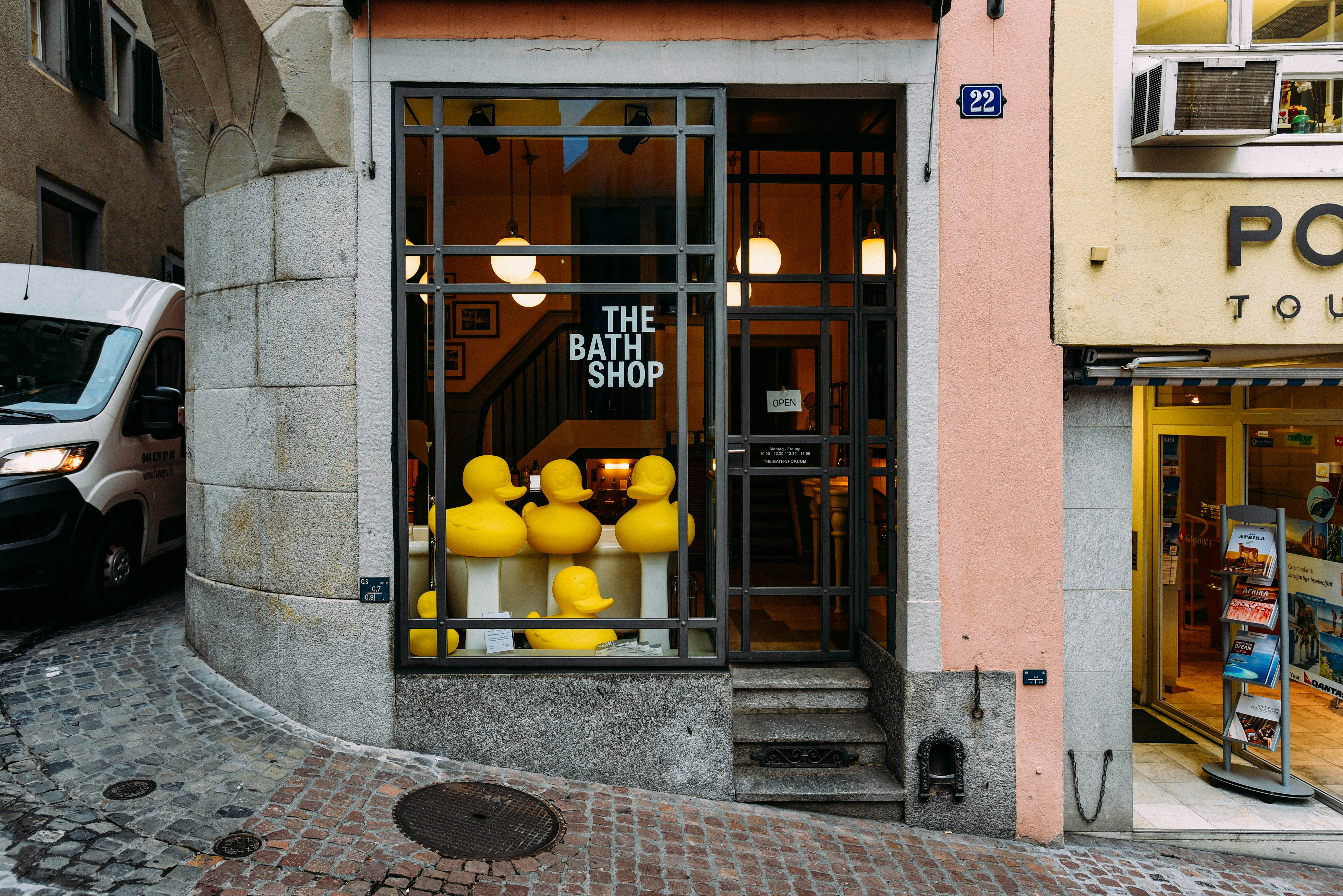 Une devanture de magasin avec une vitrine photo – Photo Chemin Gratuite ...