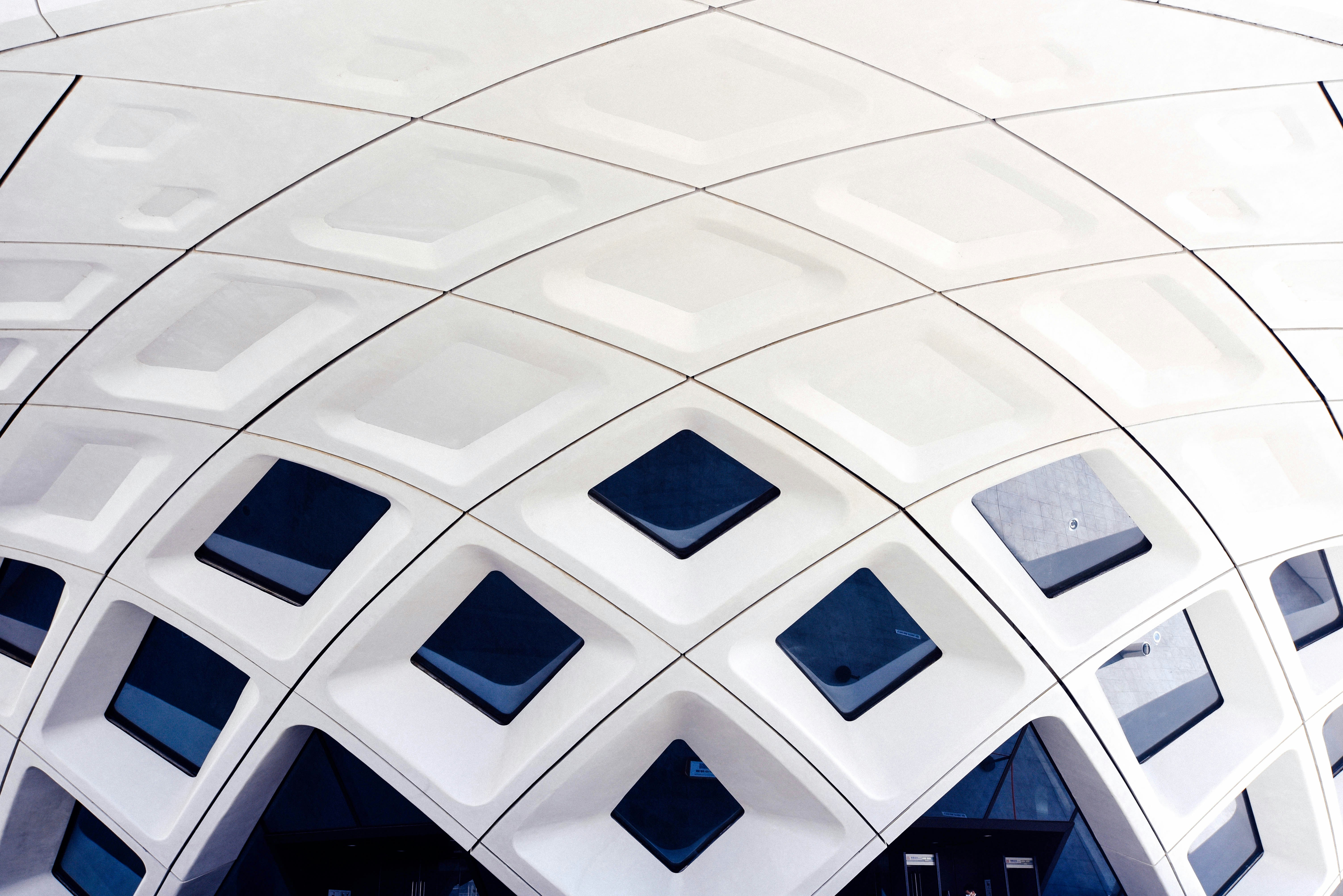 Diamond Facets: A Whirling Shell of Light and Grid