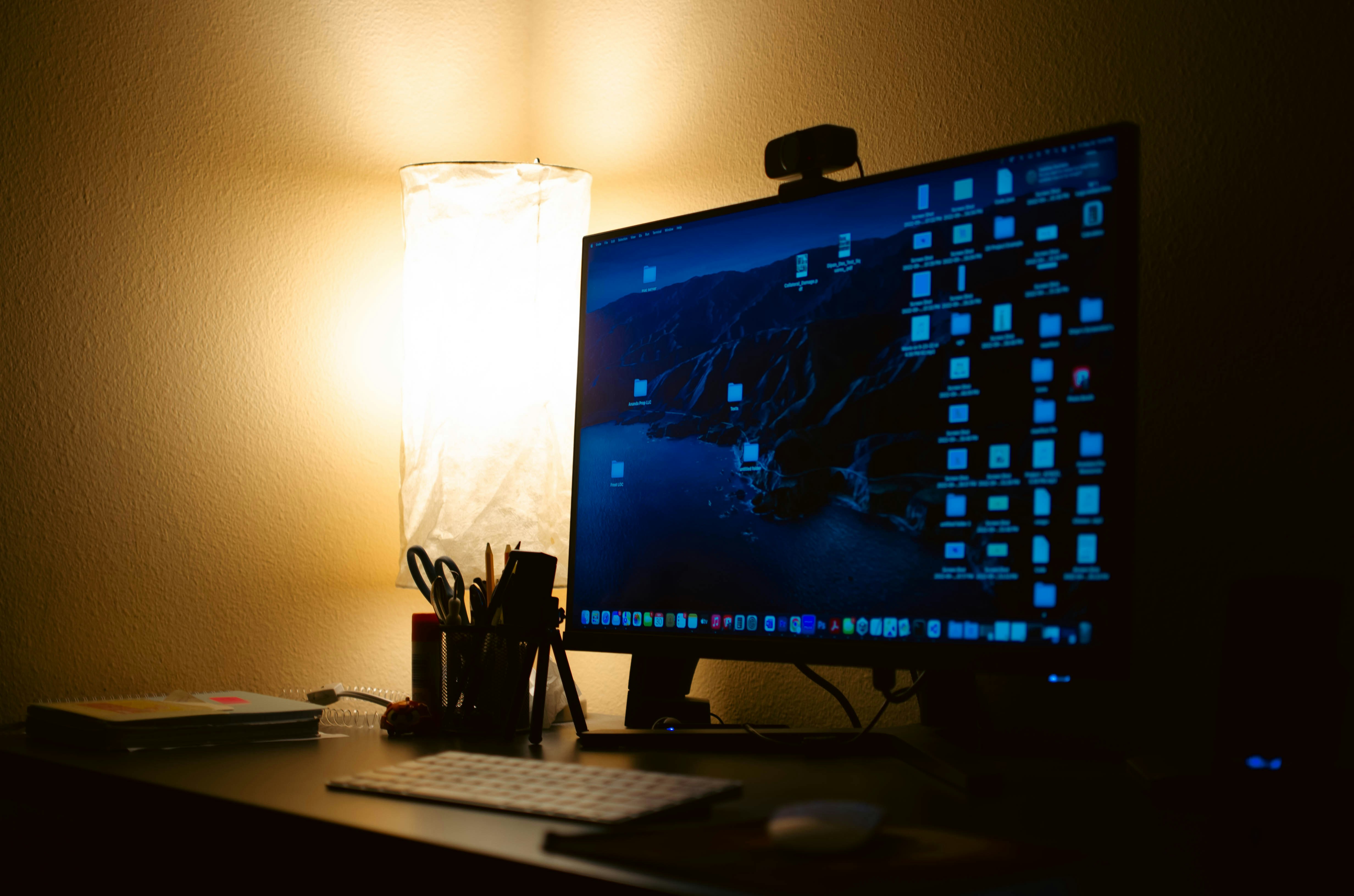 A computer monitor and keyboard photo – Free Computer Image on Unsplash