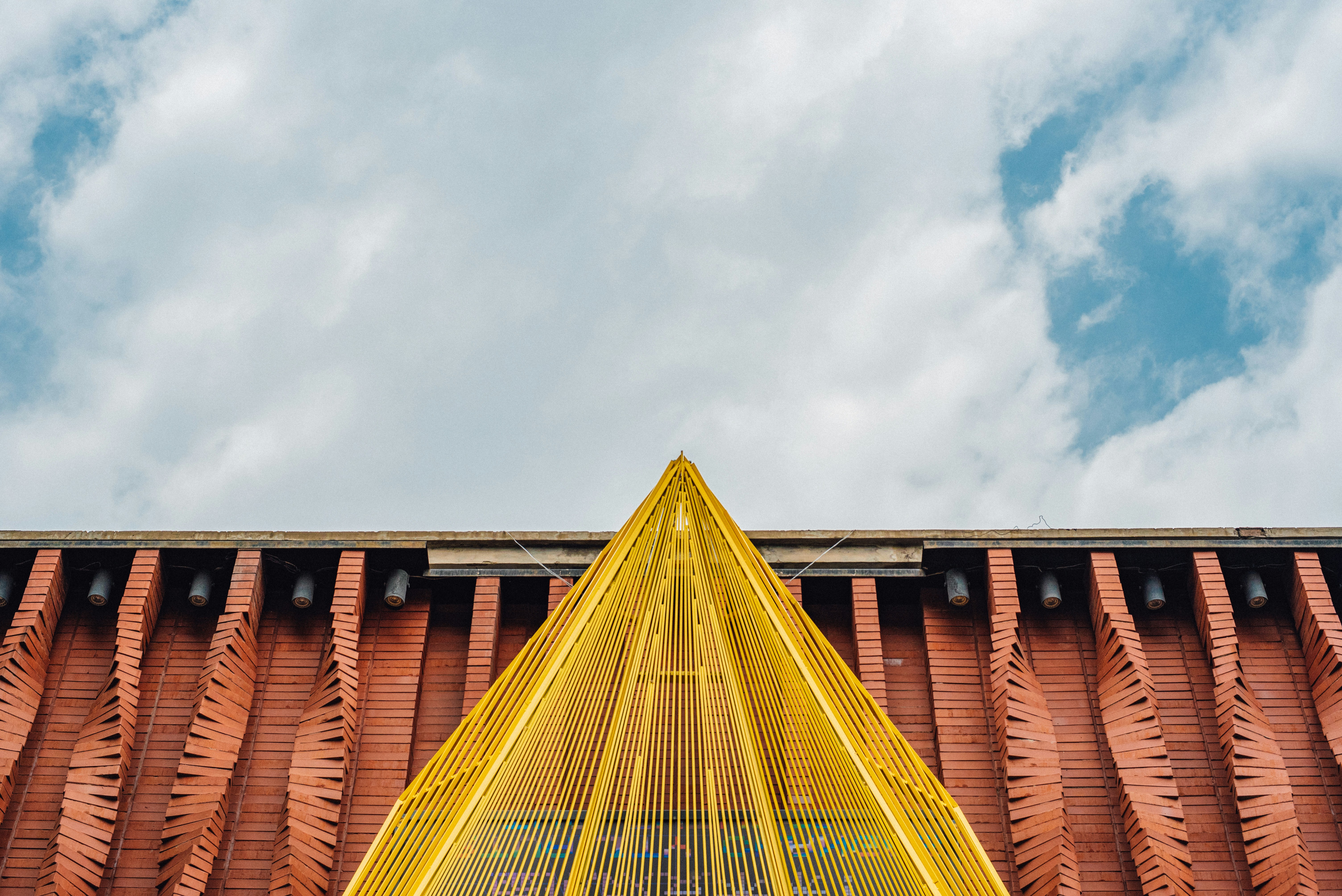 Un edificio con techo triangular foto – Imagen de Techo gratuita en ...