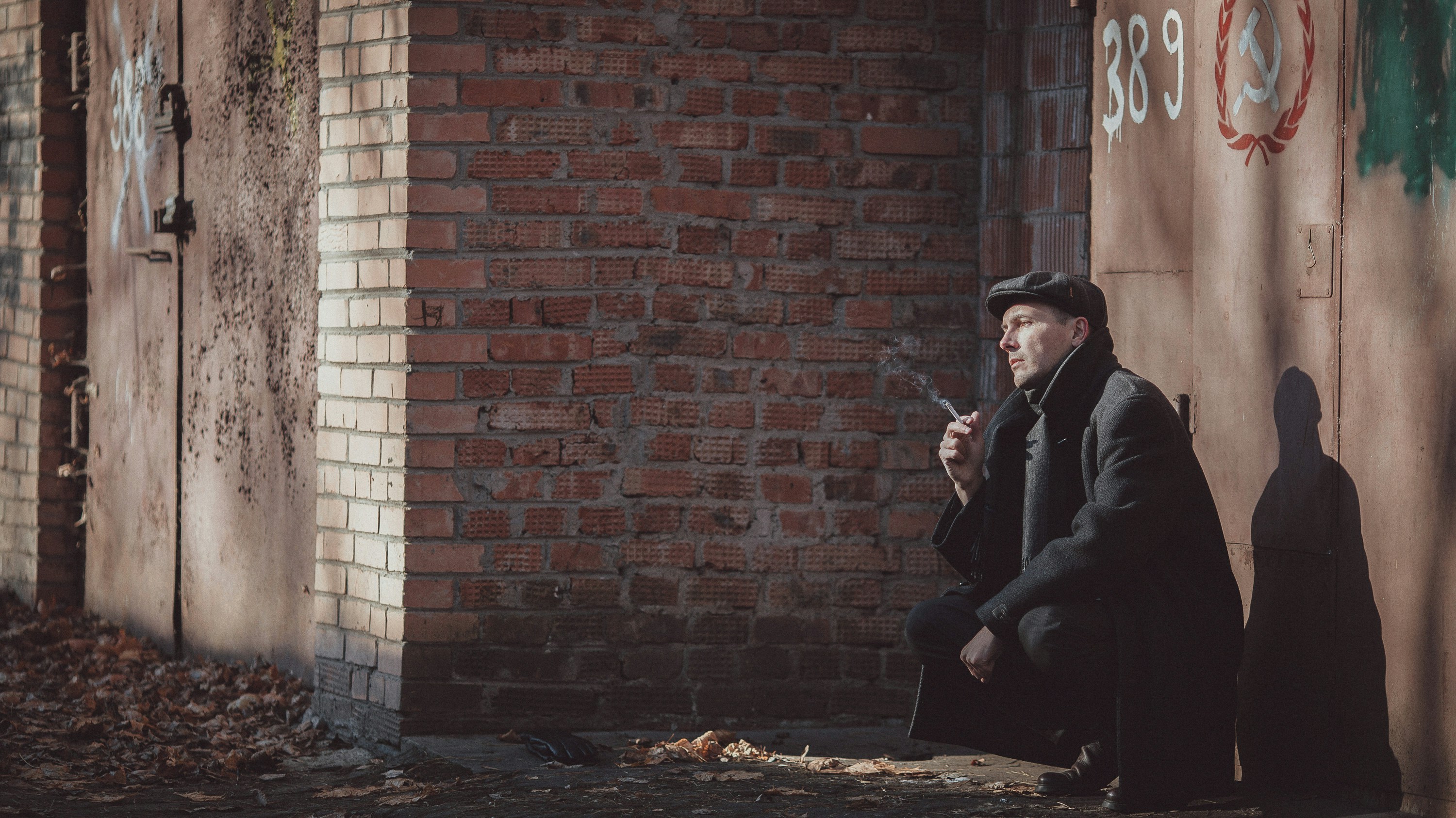 Foto Una persona fumando un cigarrillo – Imagen Saco gratis en Unsplash