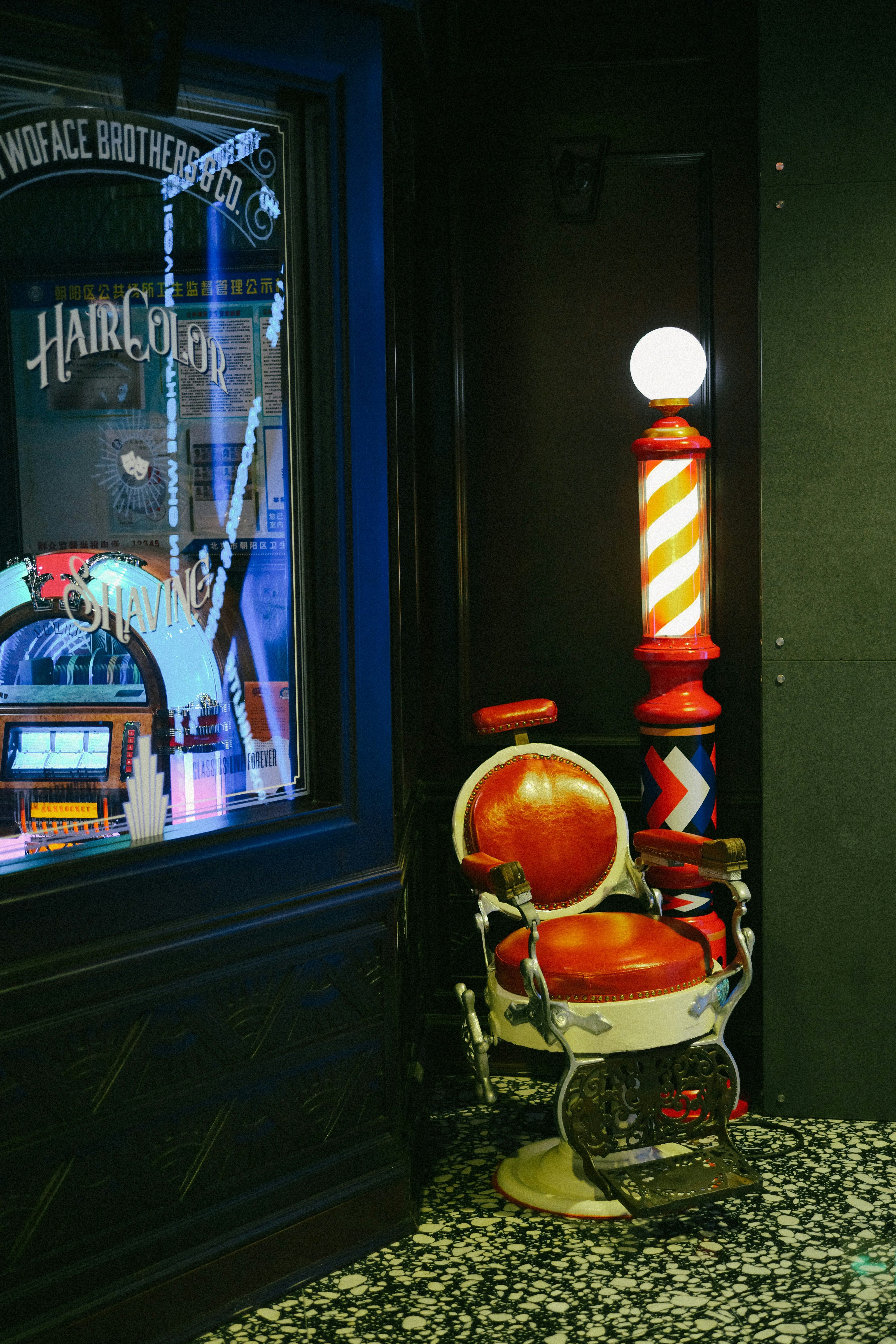 Un robot frente a un letrero foto – Imagen de Mueble gratuita en Unsplash