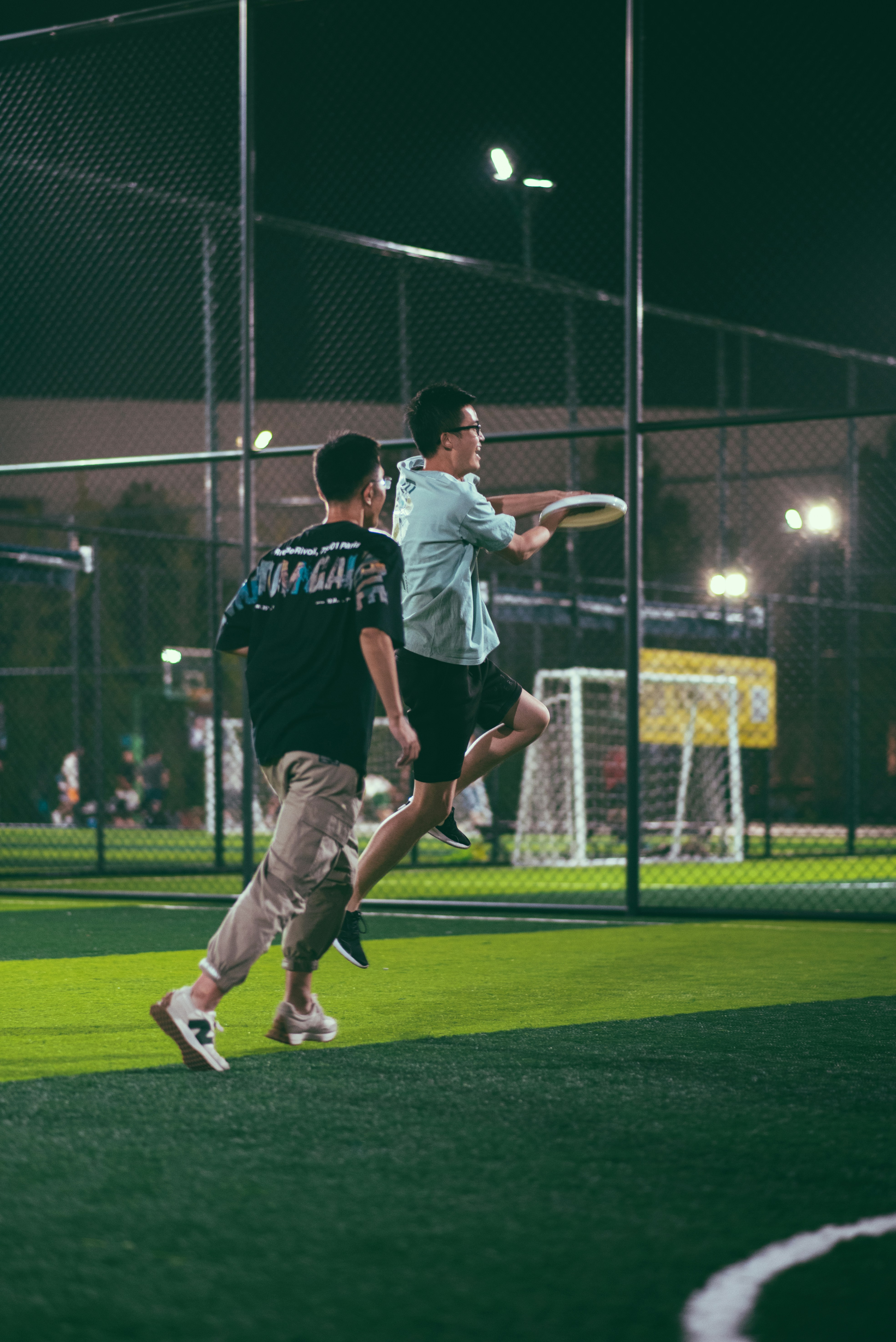 A couple of men playing frisbee photo – Free Grey Image on Unsplash