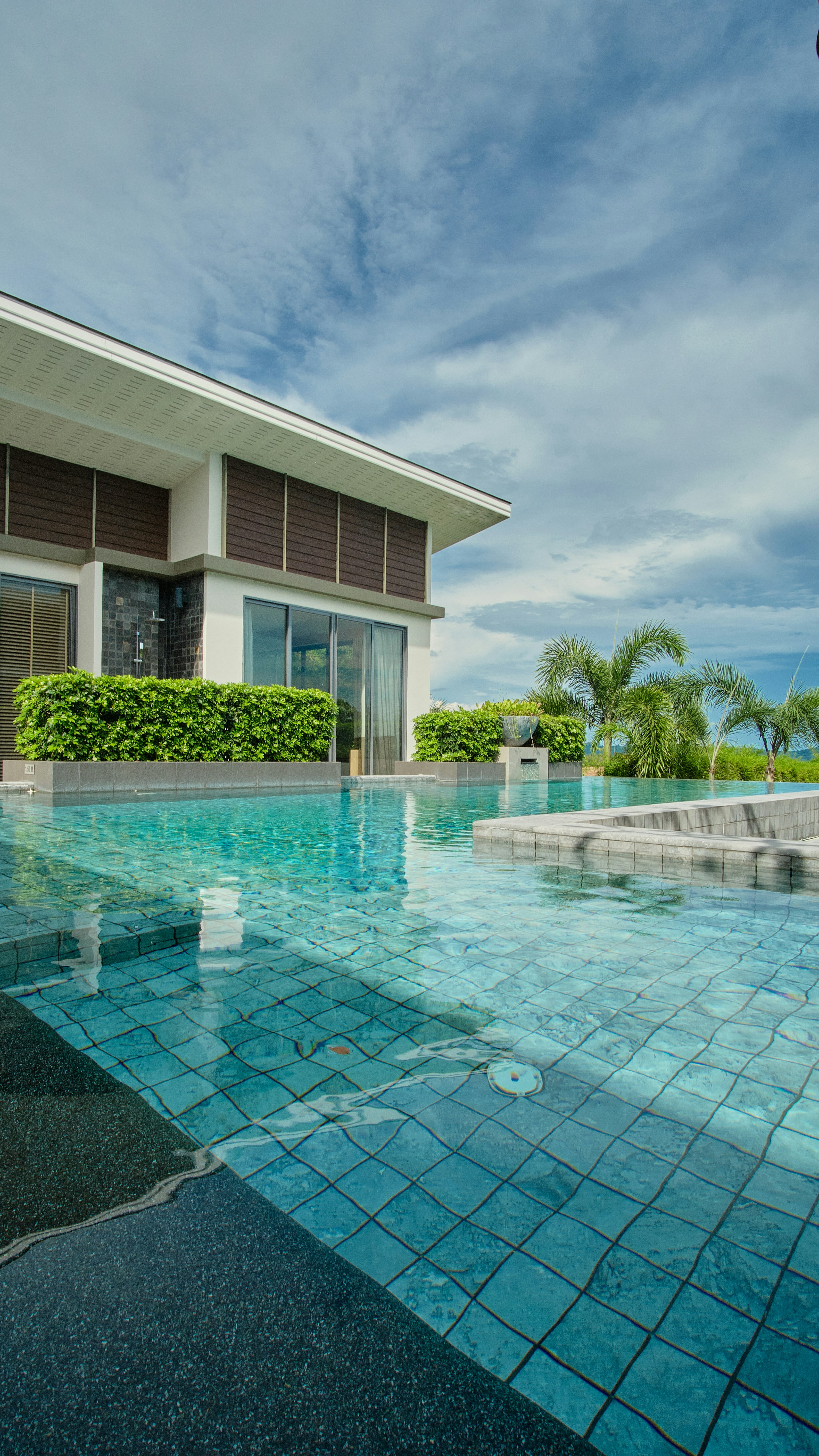 A swimming pool outside a building photo – Free Pool Image on Unsplash