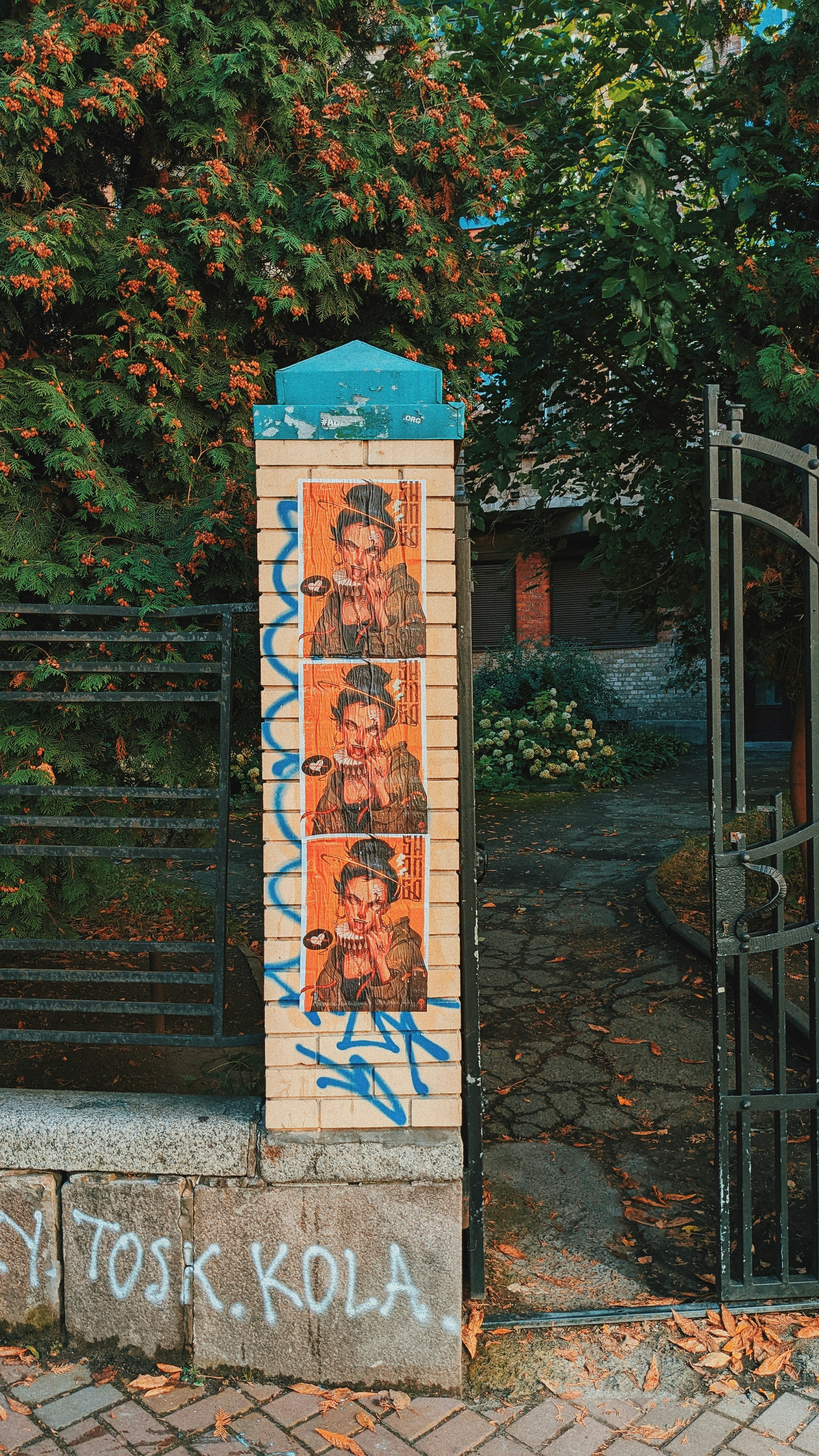 Foto Un letrero colorido en una pared de ladrillos – Imagen Arte gratis ...