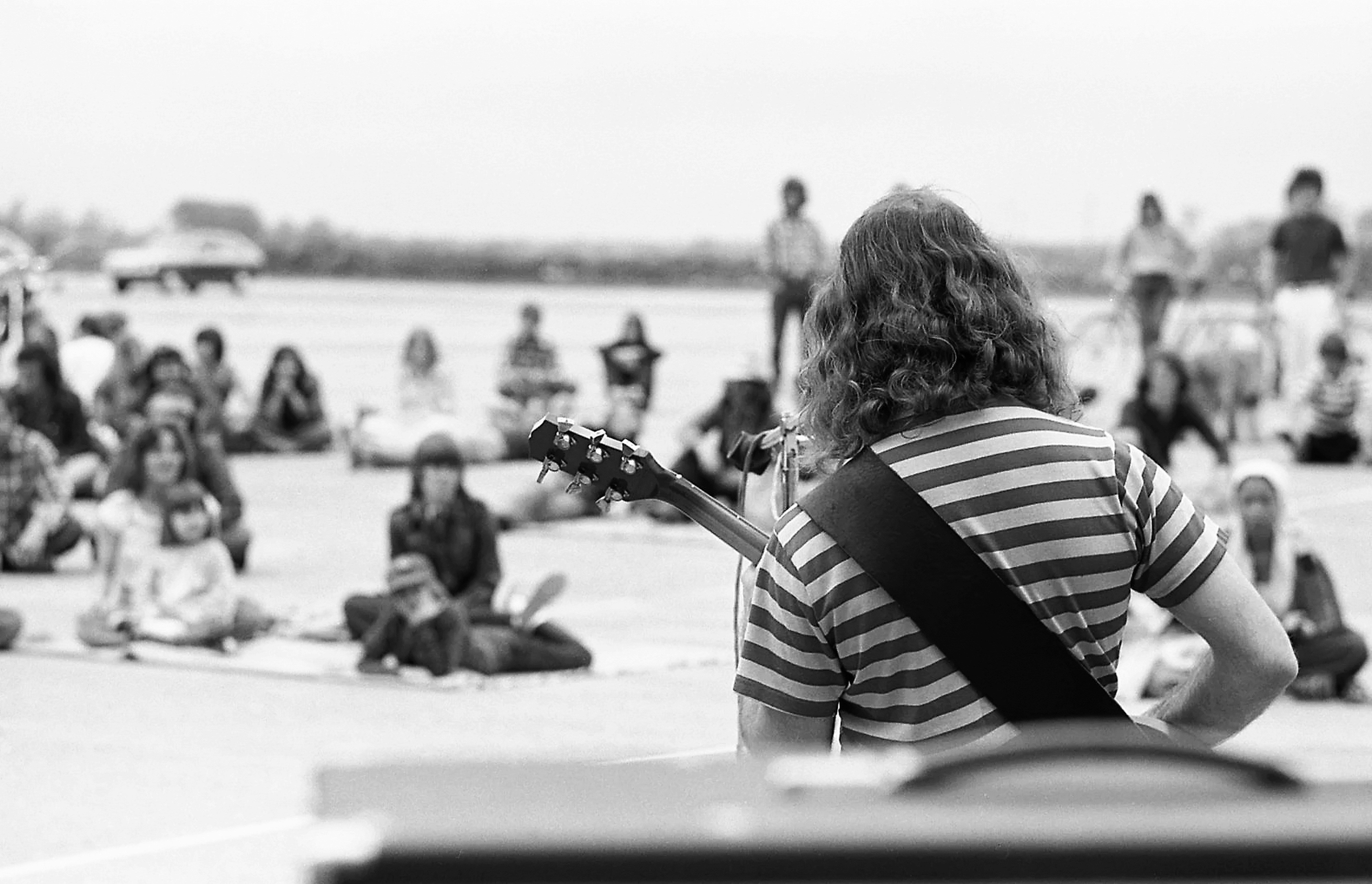 Foto Una persona sentada en un banco con una pistola frente a una ...